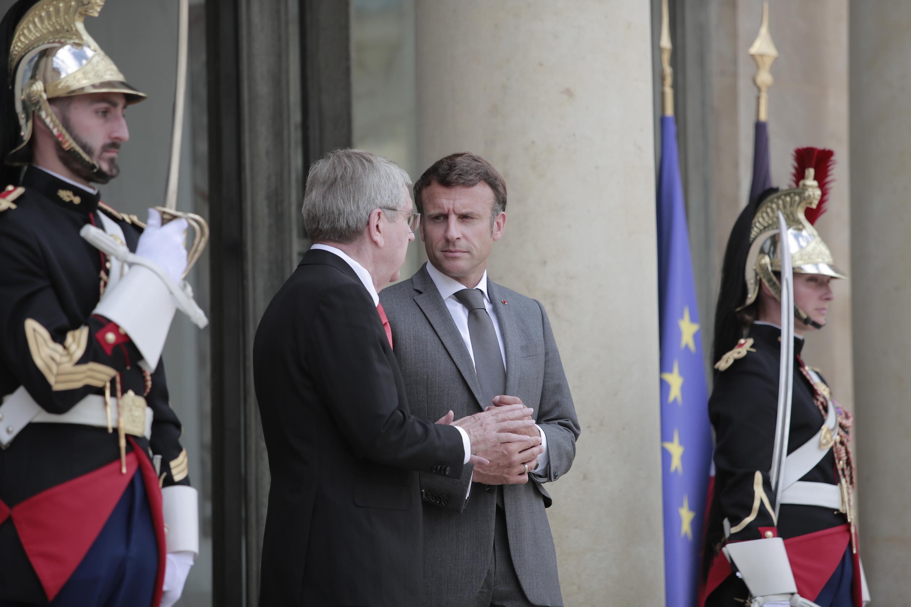 Macron respalda inauguración de París 2024 en el Sena | AP News