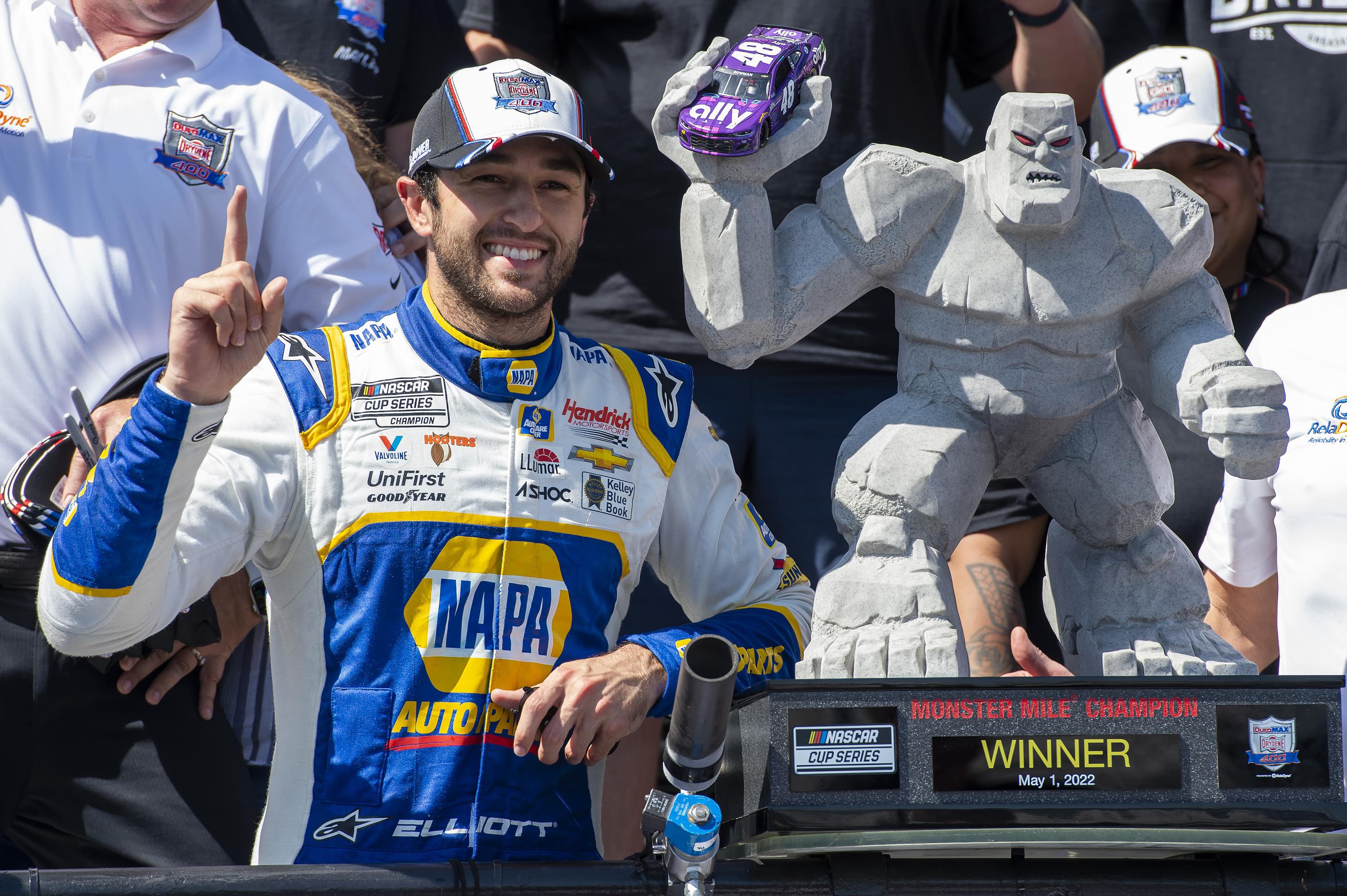 Chase Elliott wins at Dover to snap 26-race winless streak | AP News