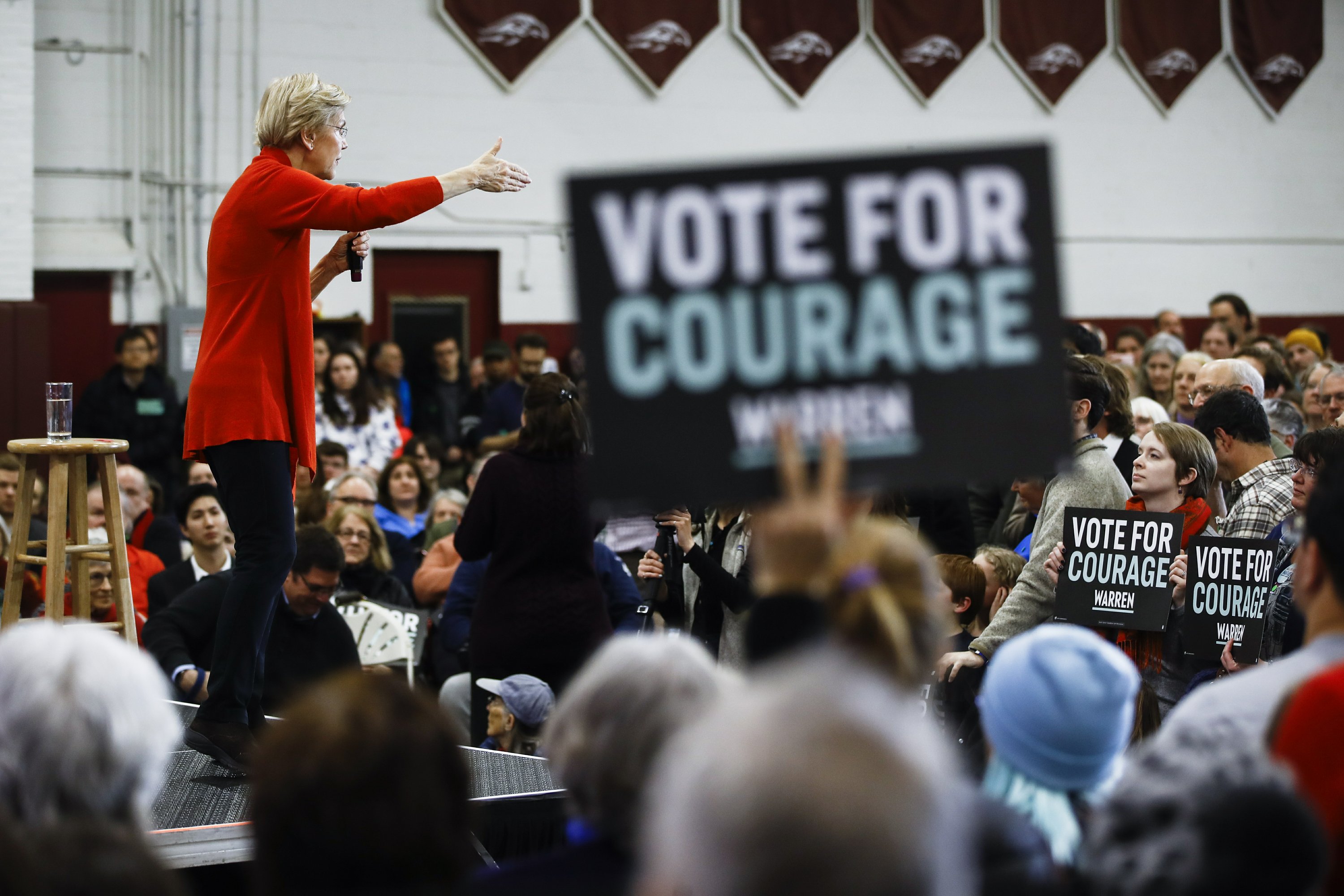 Elizabeth Warren's challenge: Breaking out of murky middle | AP News