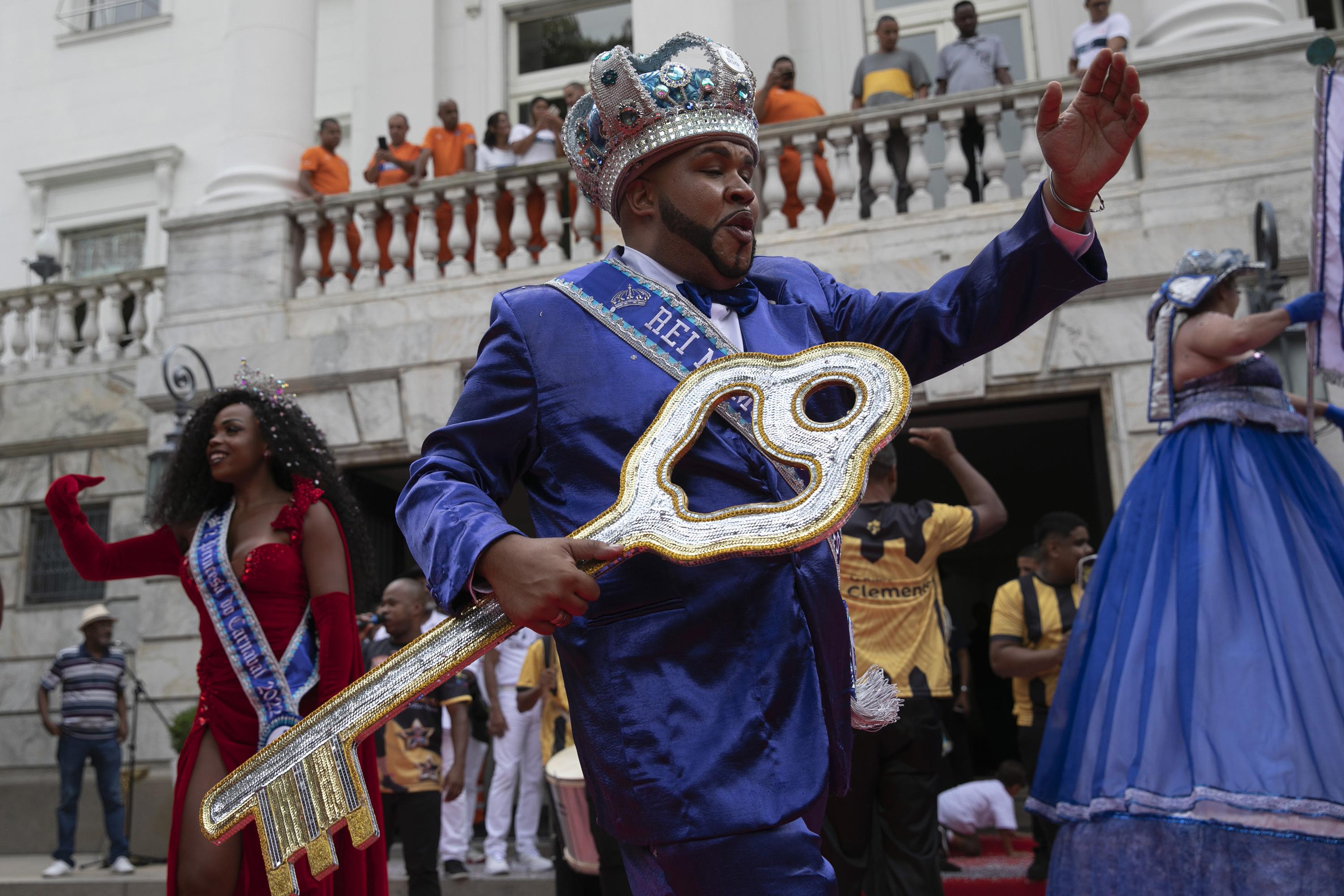 Regresan las carrozas a carnaval de Río, pero no las fiestas | AP News