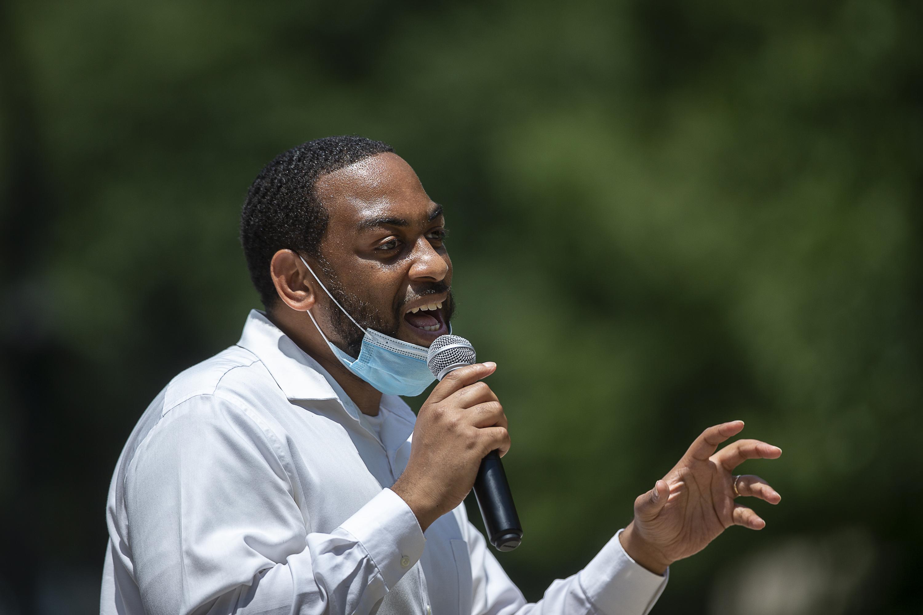 As party leaders age, progressive Black Democrats take stage | AP News
