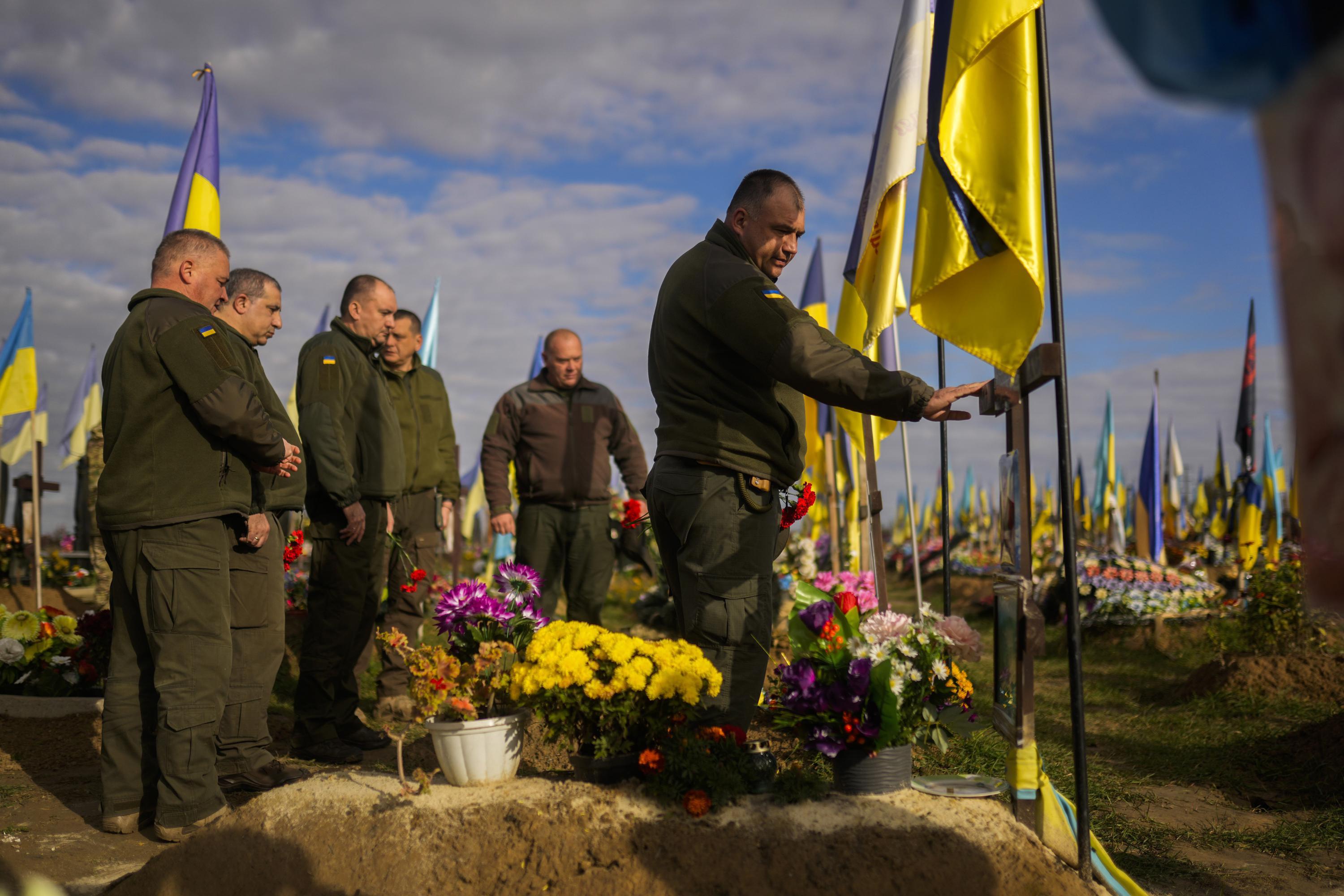 US sending $725 million more in military aid to Ukraine | AP News