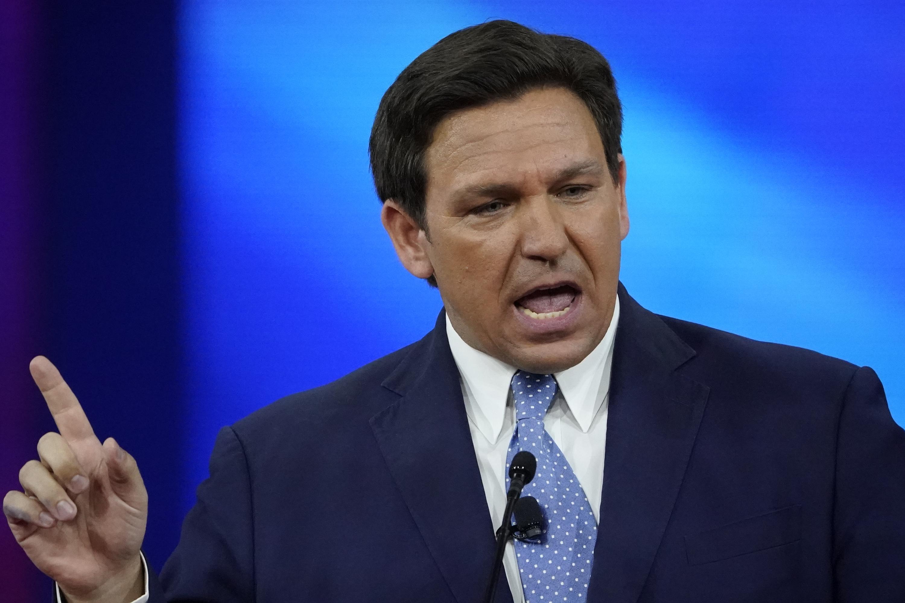 Gobernador de Florida promulga creación de policía electoral | AP News