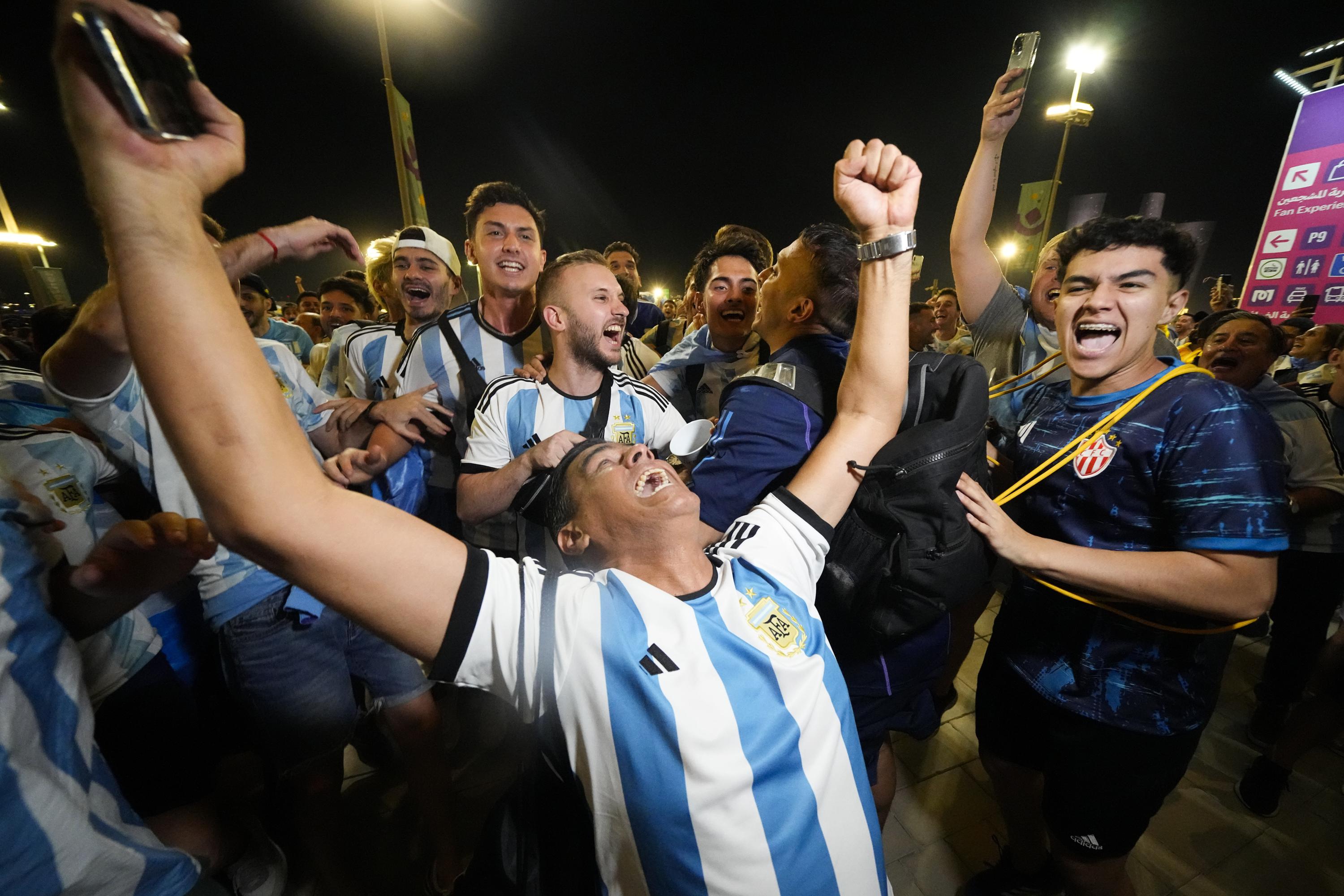 Fans argentinos respiran aliviados con triunfo ante México | AP News