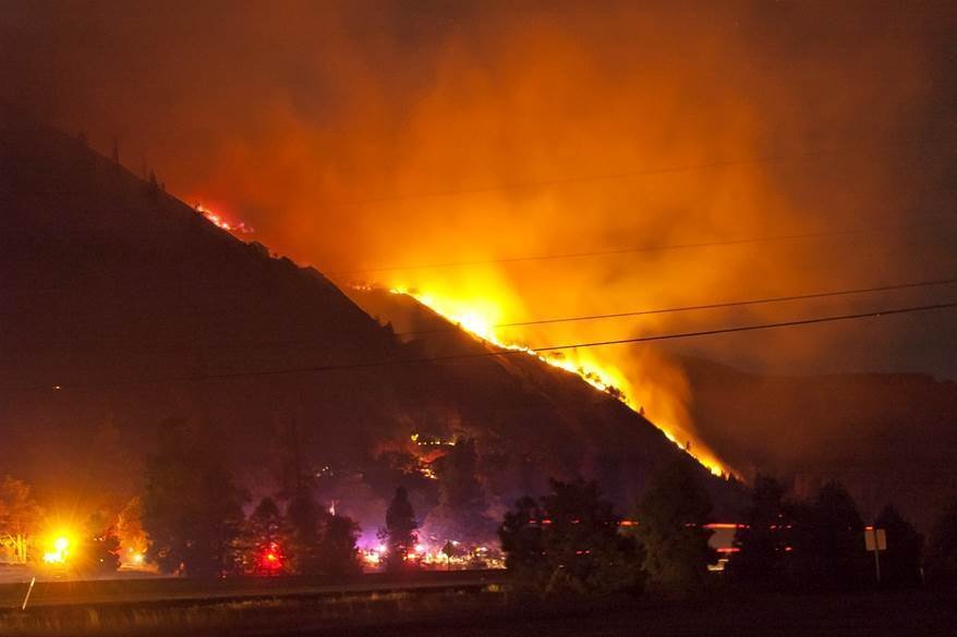 275 households told to flee Oregon wildfire | AP News