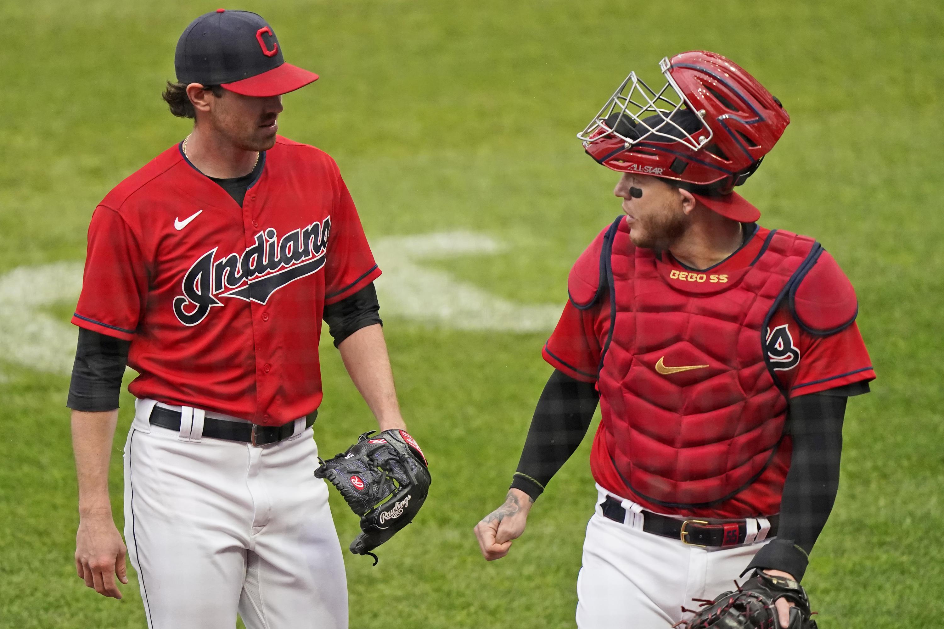 Indians catcher Pérez goes on IL with fractured ring finger | AP News