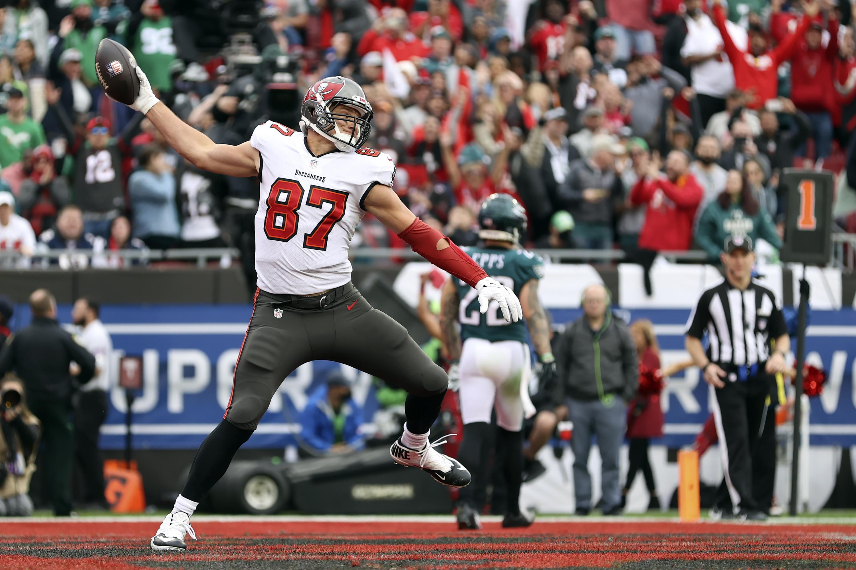 Brady lanza 2 pases de touchdown, Buccaneers vencen a Eagles | AP News