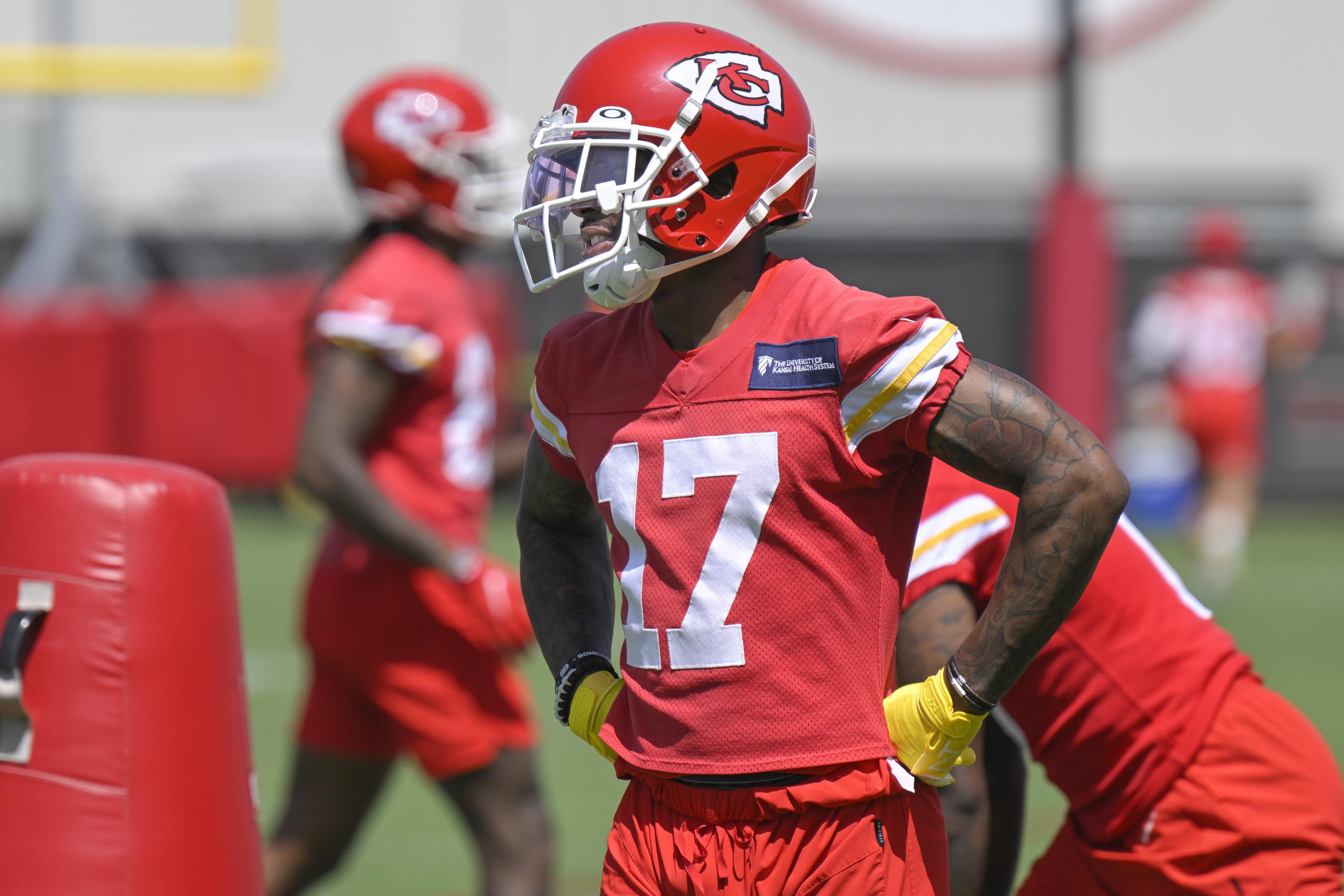 Chiefs' new-look offense misses pieces in mandatory minicamp | AP News