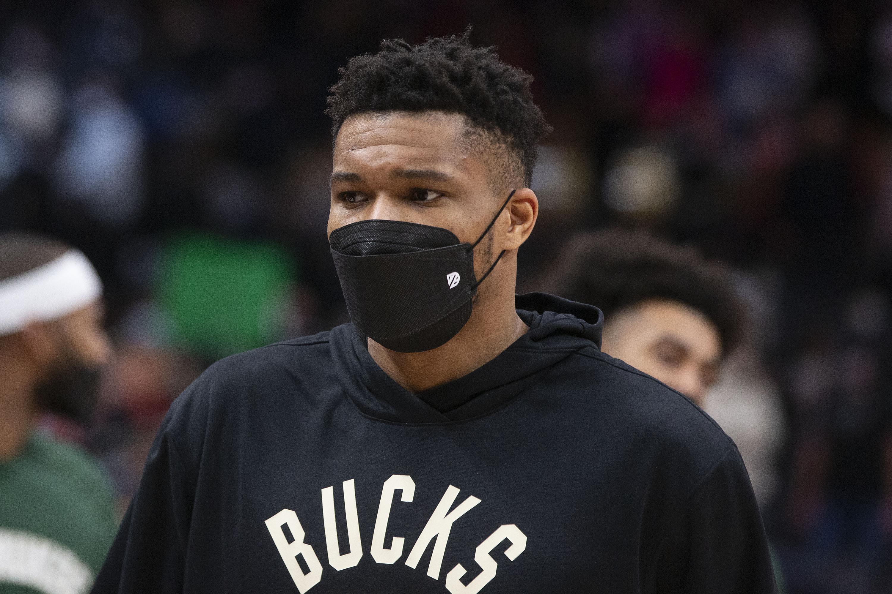 Minus Giannis, Bucks lose to Toronto, ending win streak at 8 | AP News