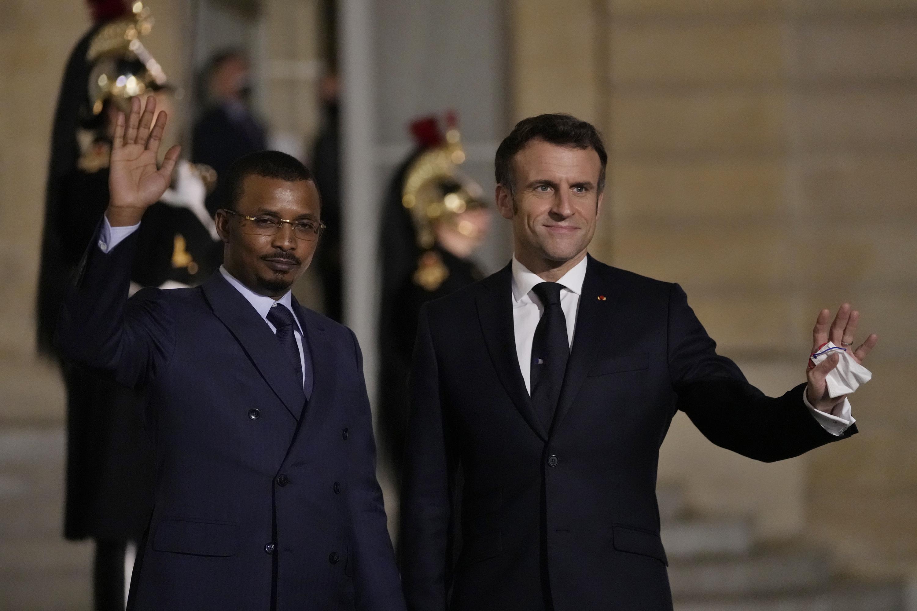 France hosts talks on Mali, intends to withdraw troops | AP News