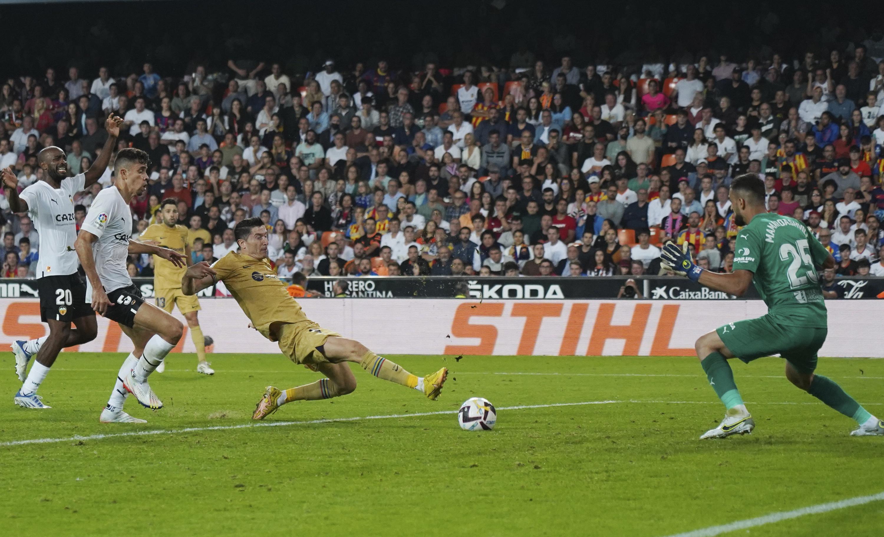 Lewandowski grabs late winner; Atlético loses on final touch | AP News