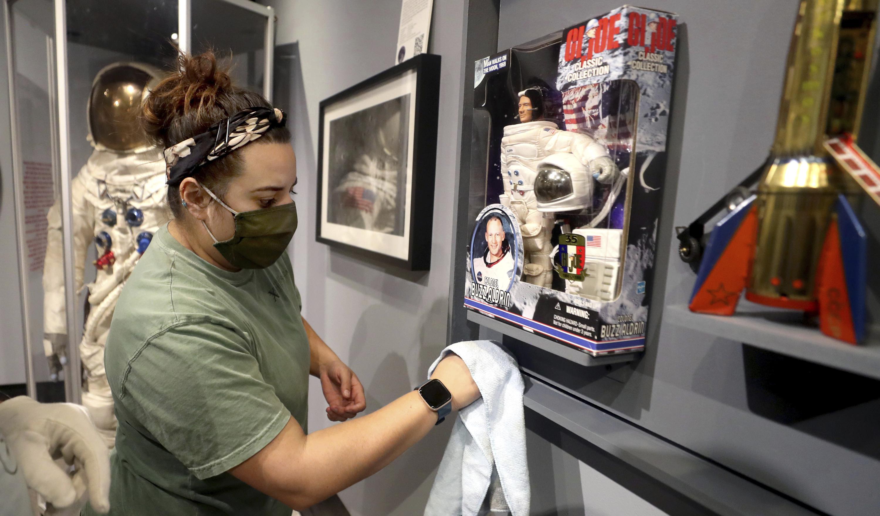 New exhibit spotlights Arizona's place in space exploration | AP News