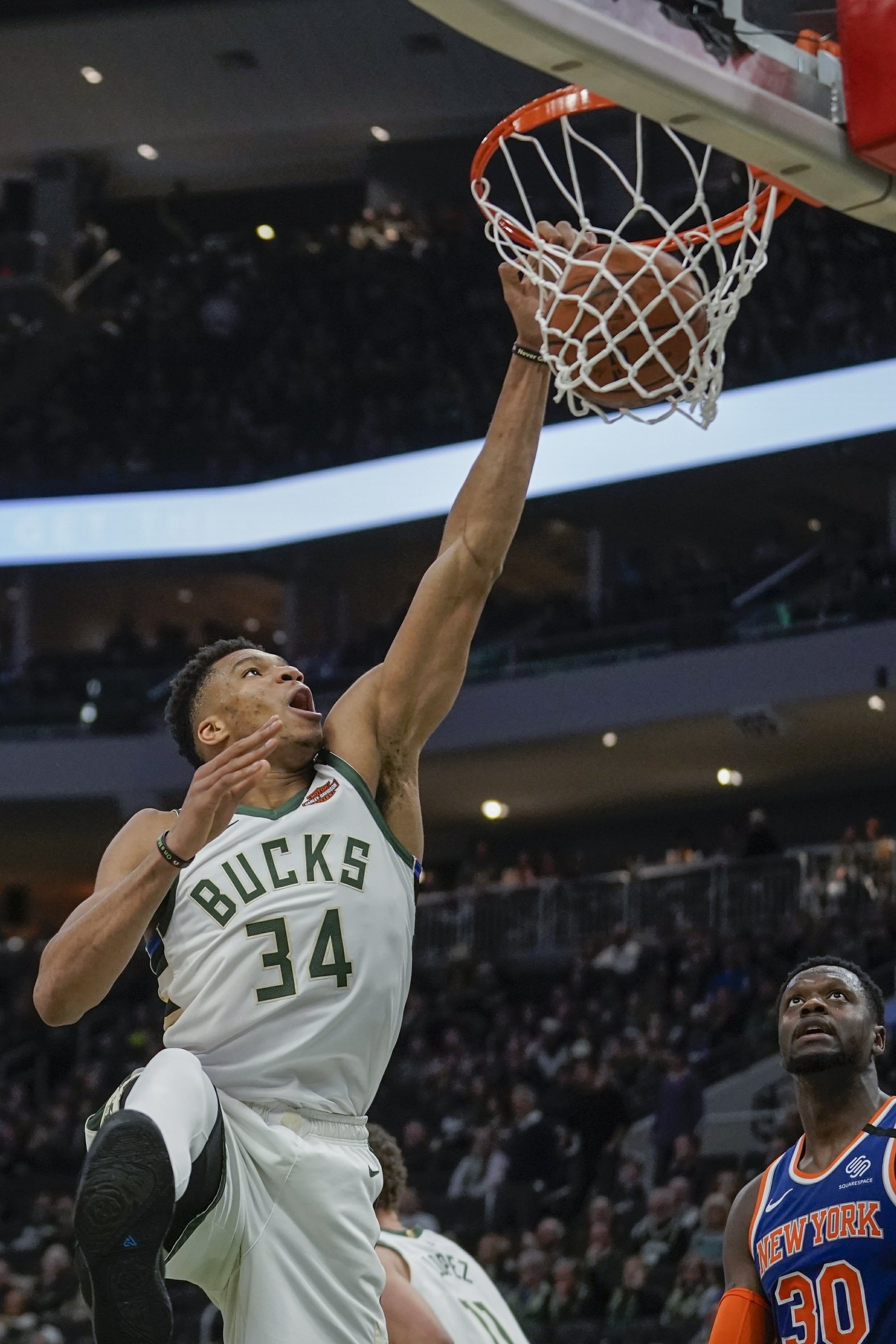 Con 37 puntos de Antetokounmpo, Bucks vencen a Knicks | AP News
