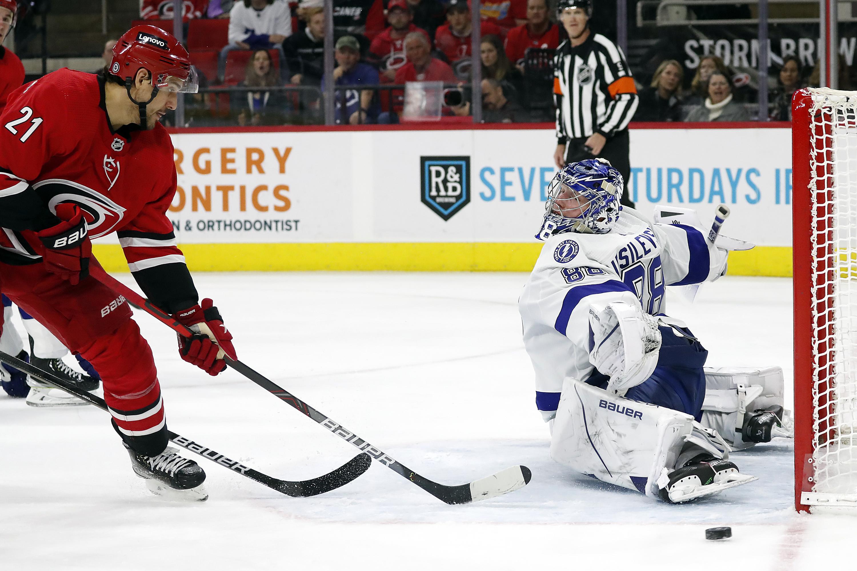 Power-play goals propel Hurricanes to 3-2 win over Lightning | AP News