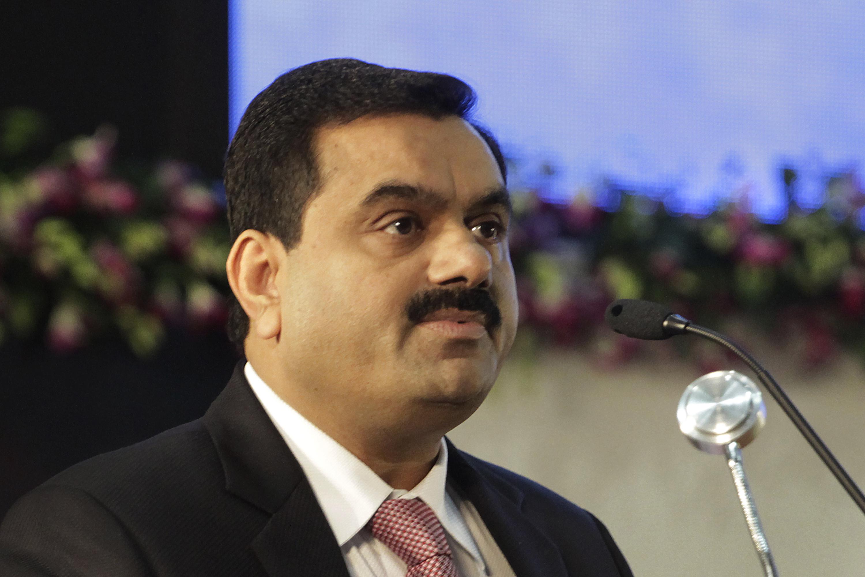 Magnate indio Adani enfrenta revés por desplome de acciones | AP News