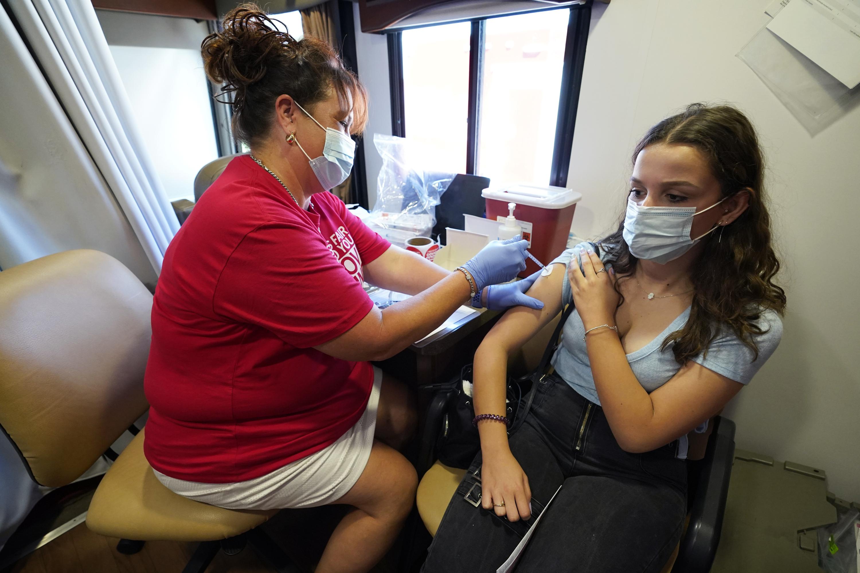 At Midwest state fairs no masks required, vaccines are free | AP News