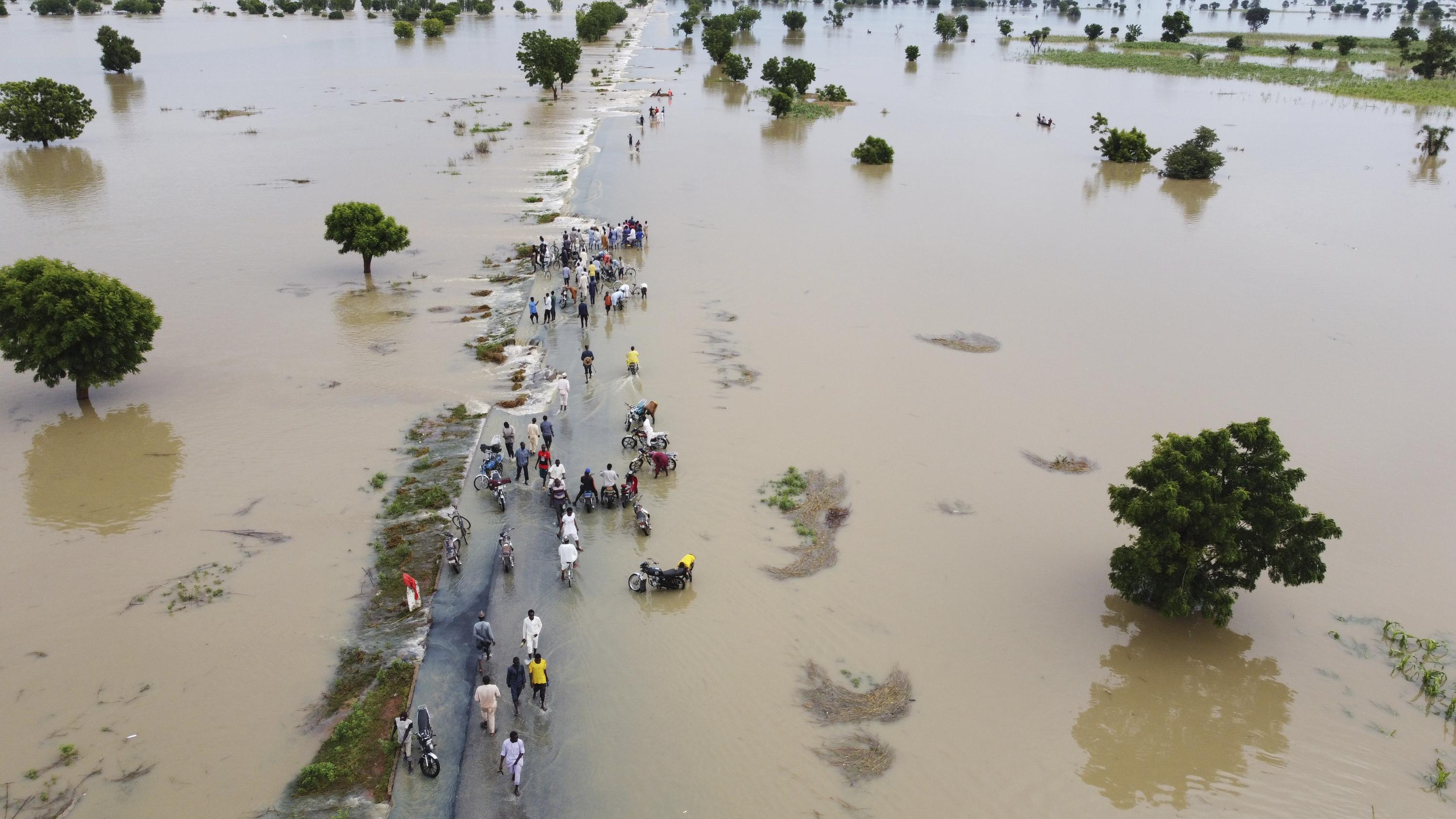 Nigeria battles worst floods in years; 300 killed in 2022 | AP News
