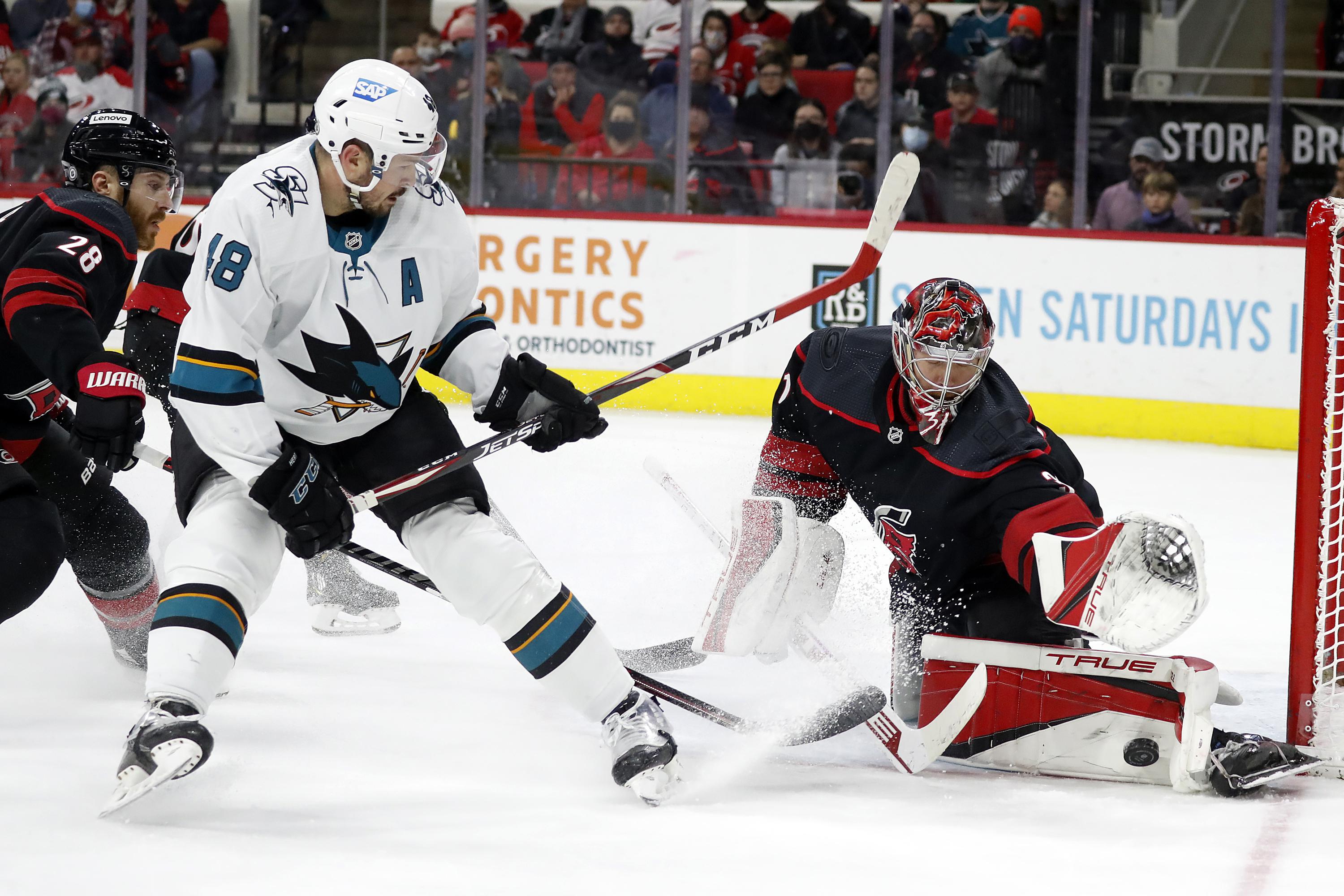 Svechnikov's late goal lifts Hurricanes past Sharks, 2-1 | AP News