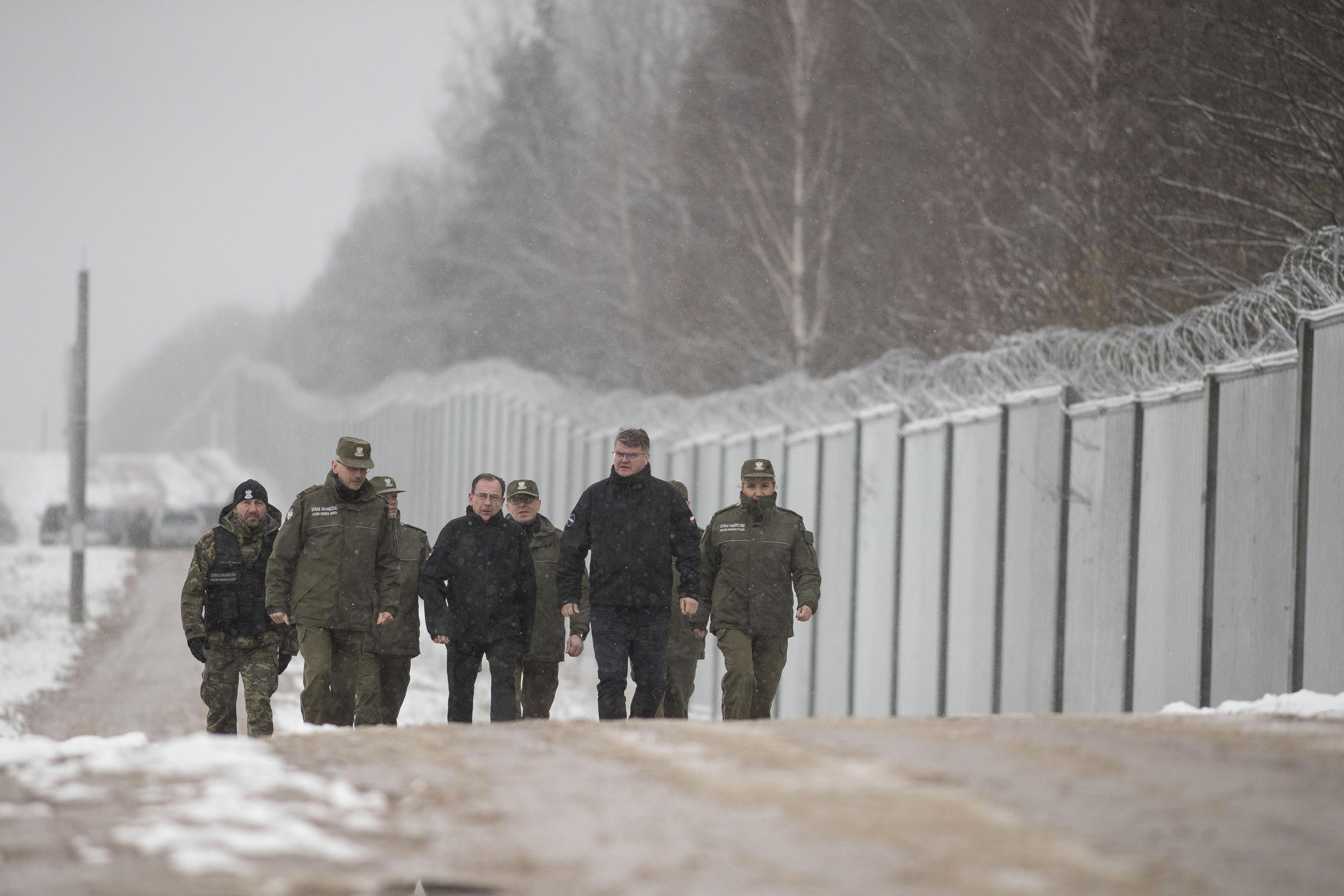 Poland installs monitoring gear on Belarus border wall | AP News