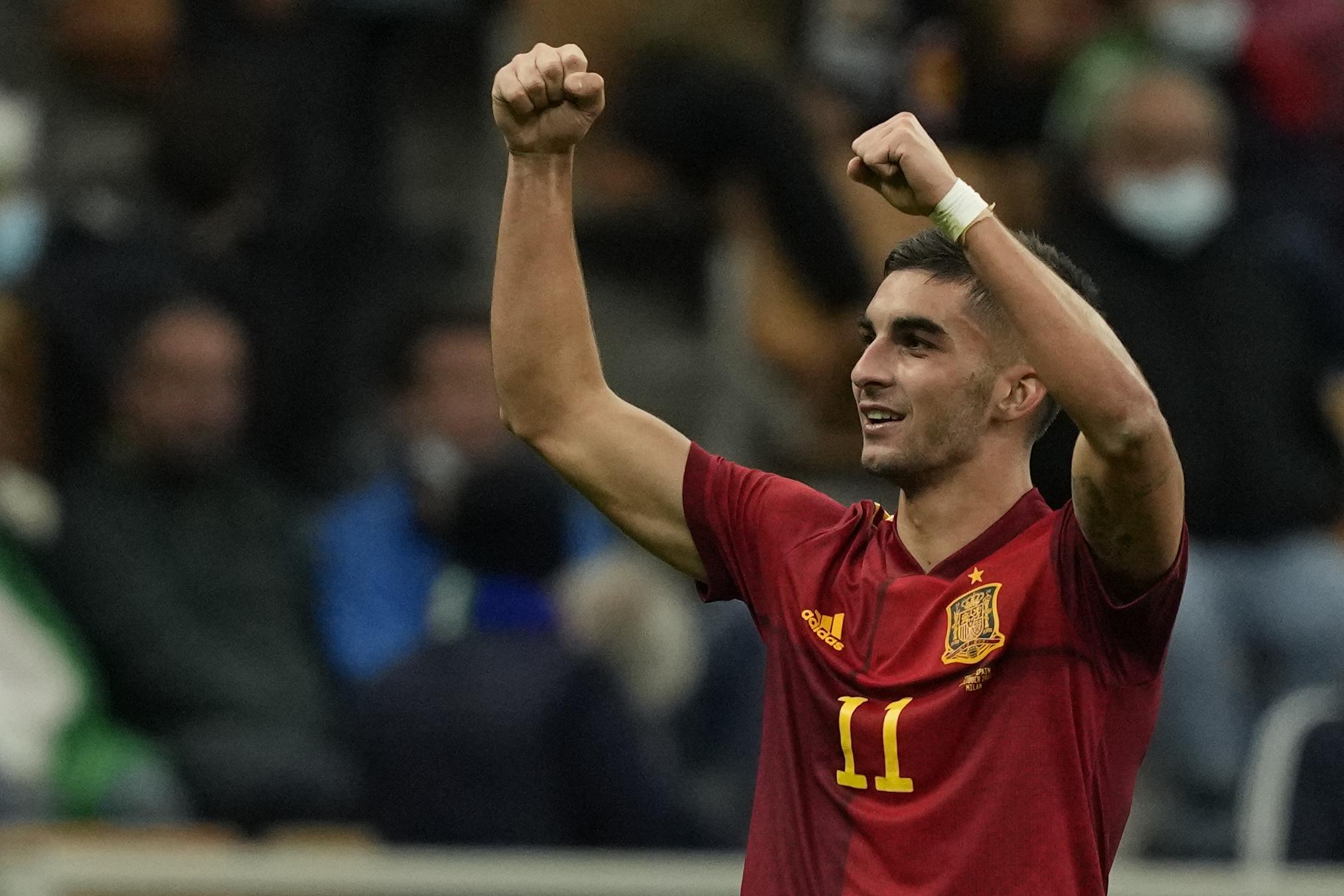 Barcelona completa firma de delantero Ferran Torres | AP News