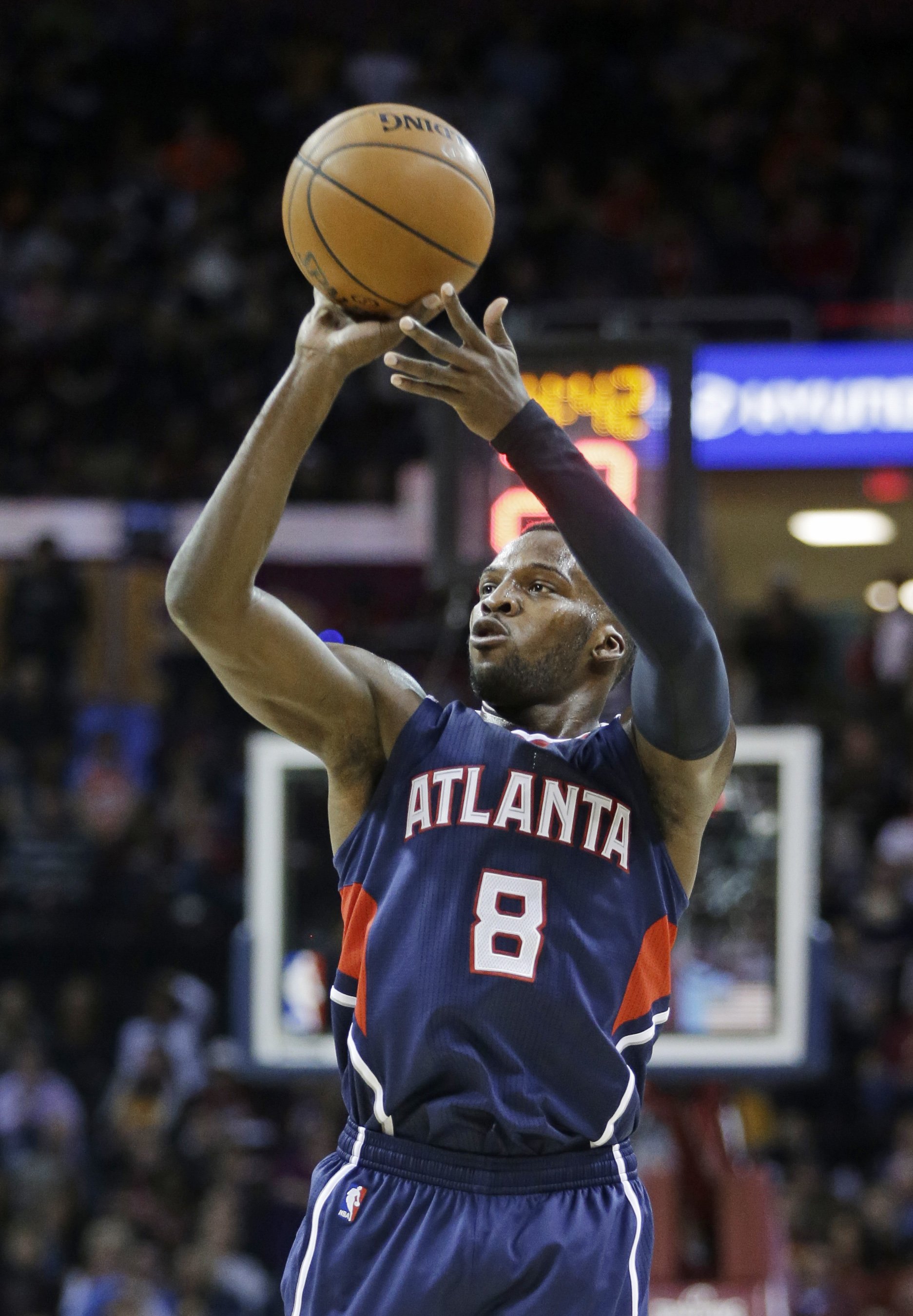 Mack leads surging Hawks to blowout in Cleveland | AP News