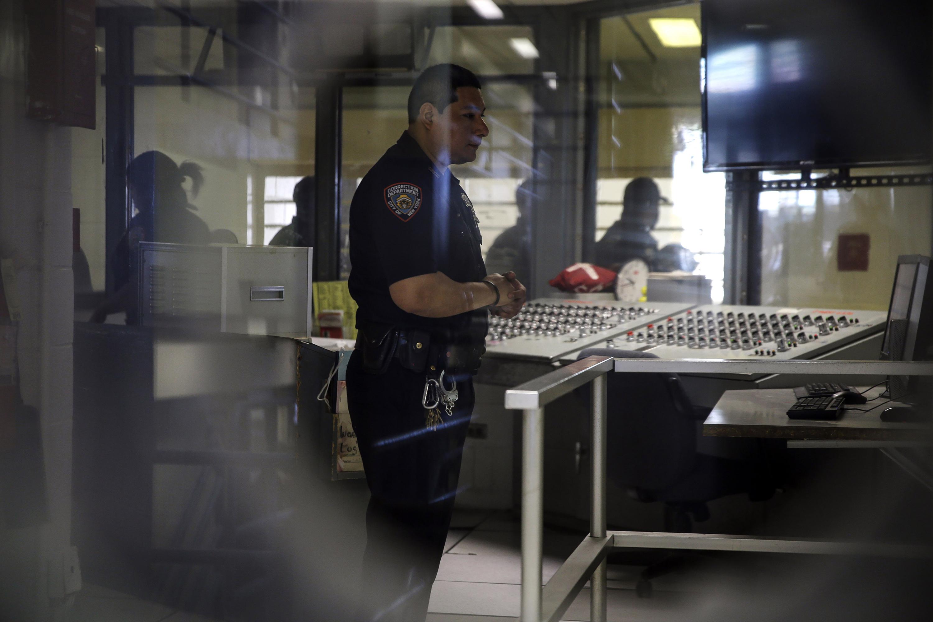 DA: 4 jail guards failed to act as inmate attempted suicide | AP News