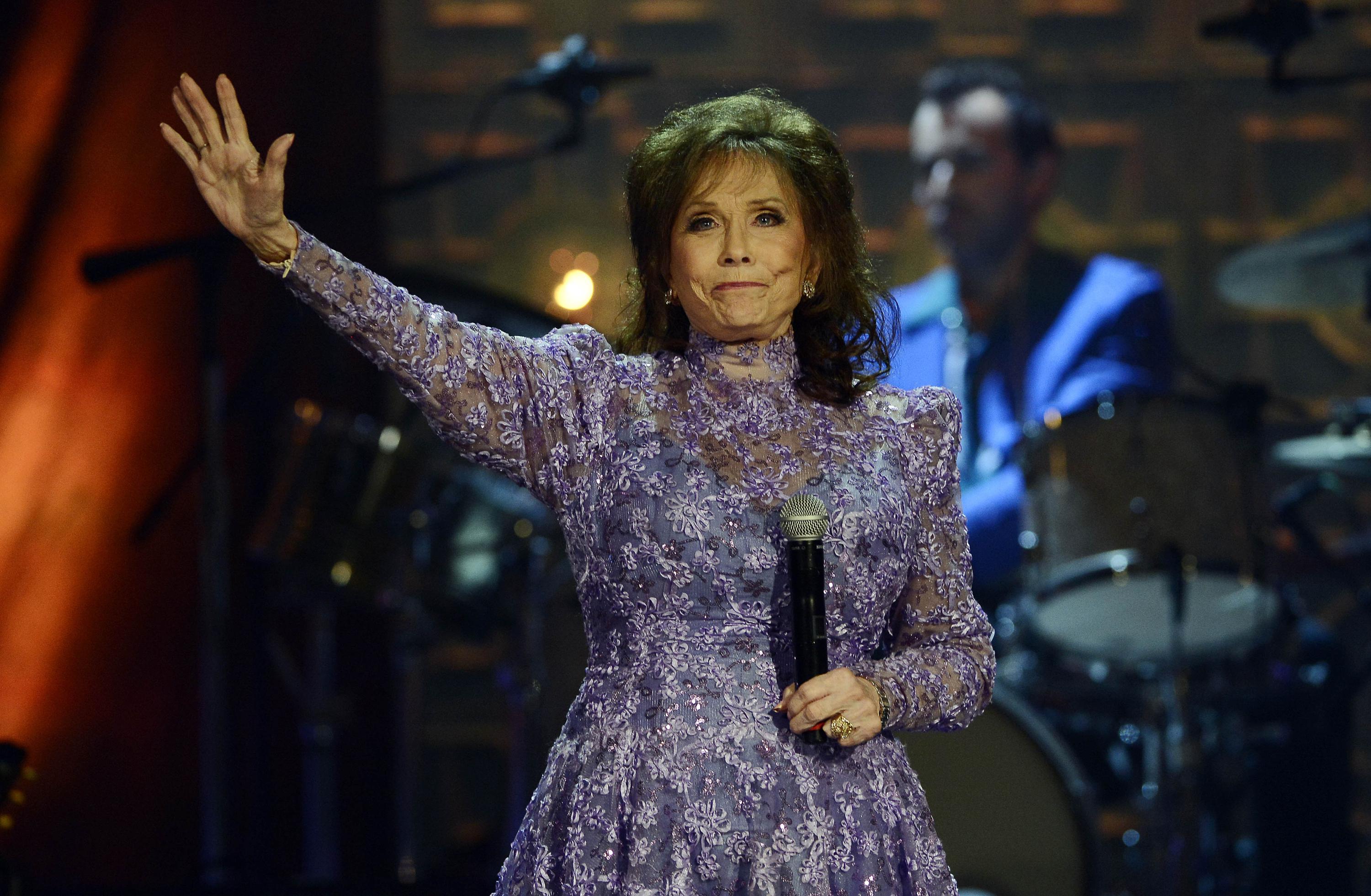 Fans y músicos reaccionan a la muerte de Loretta Lynn | AP News