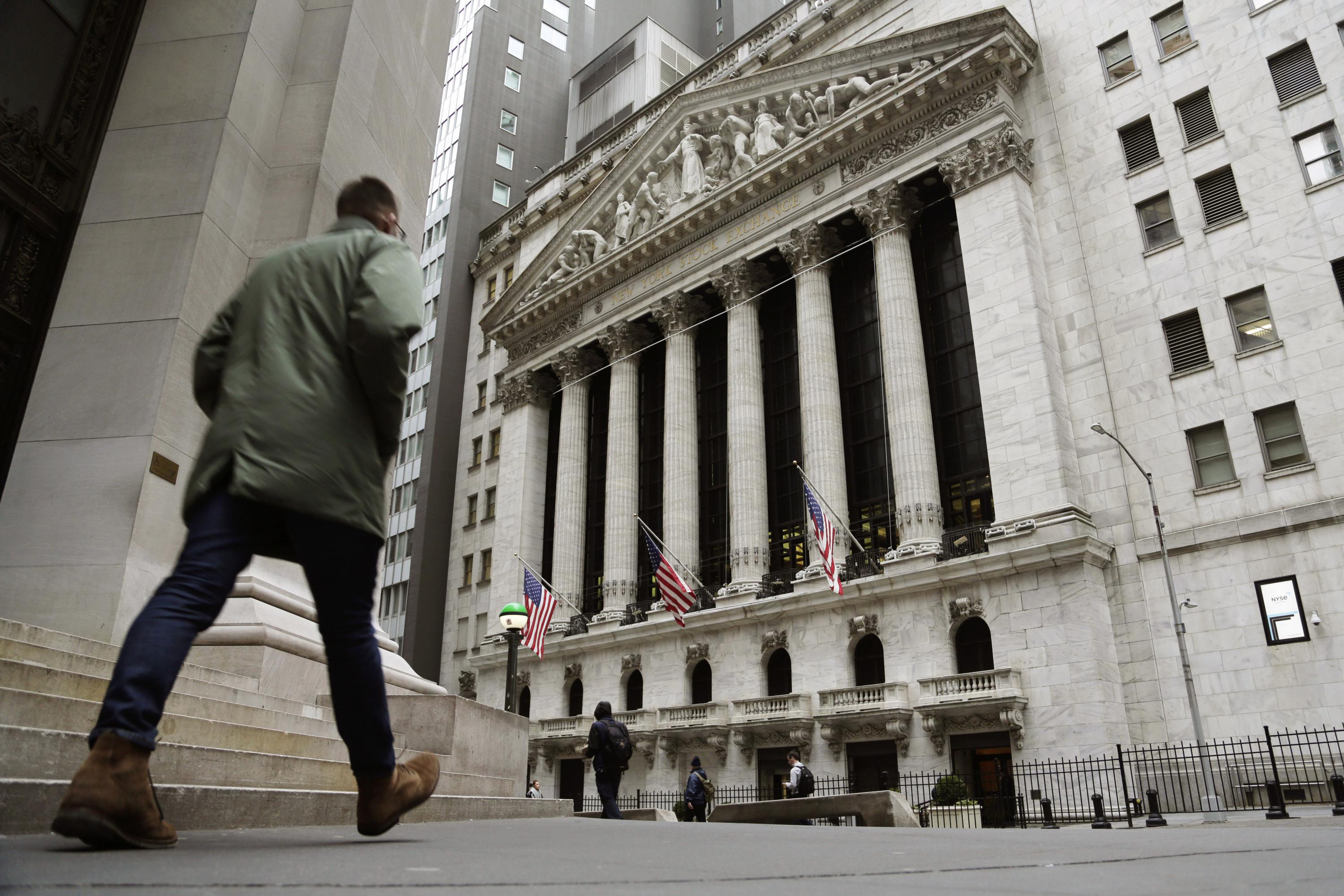 Wall Street cae tras datos de inflación y reporte de la Fed | AP News
