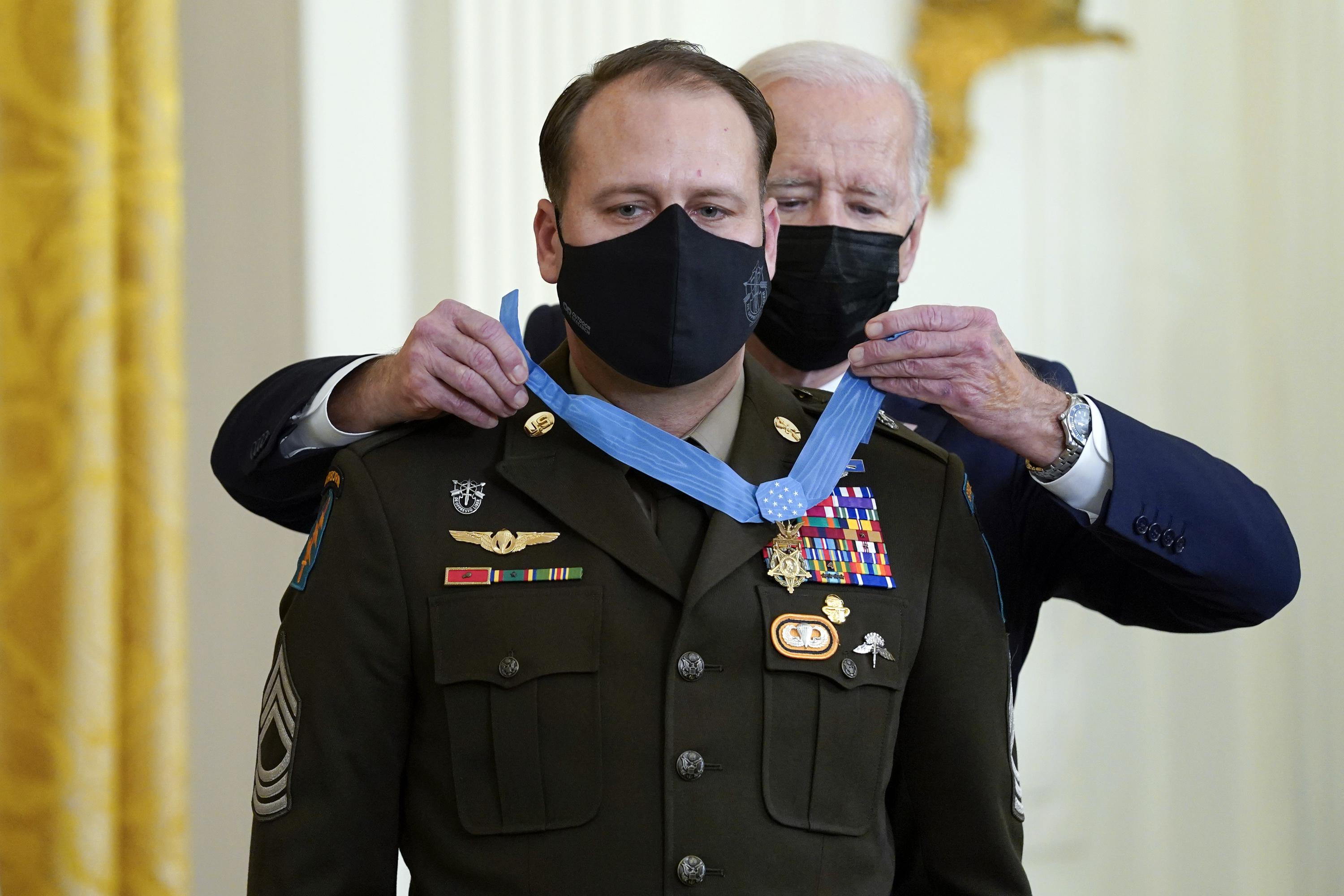 Biden presents 3 soldiers with top military award for valor | AP News