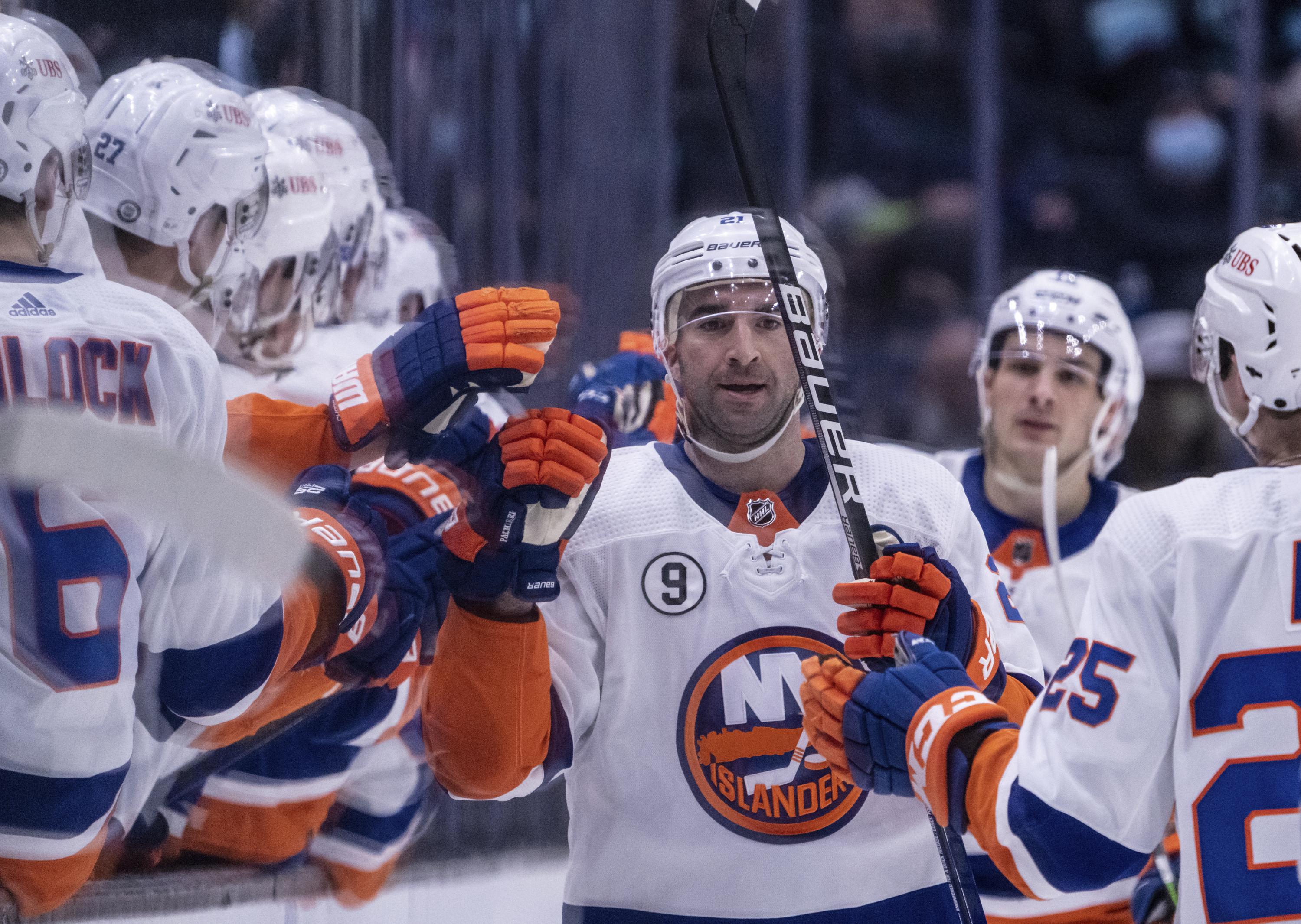 Zach Parise scores twice, Islanders topple tired Kraken 5-2 | AP News
