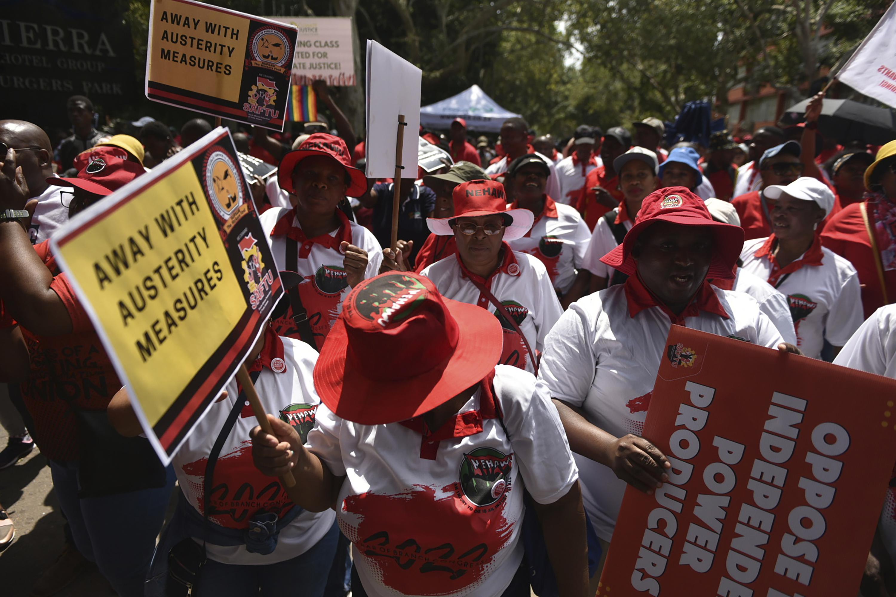 South African government workers demonstrate for higher pay | AP News