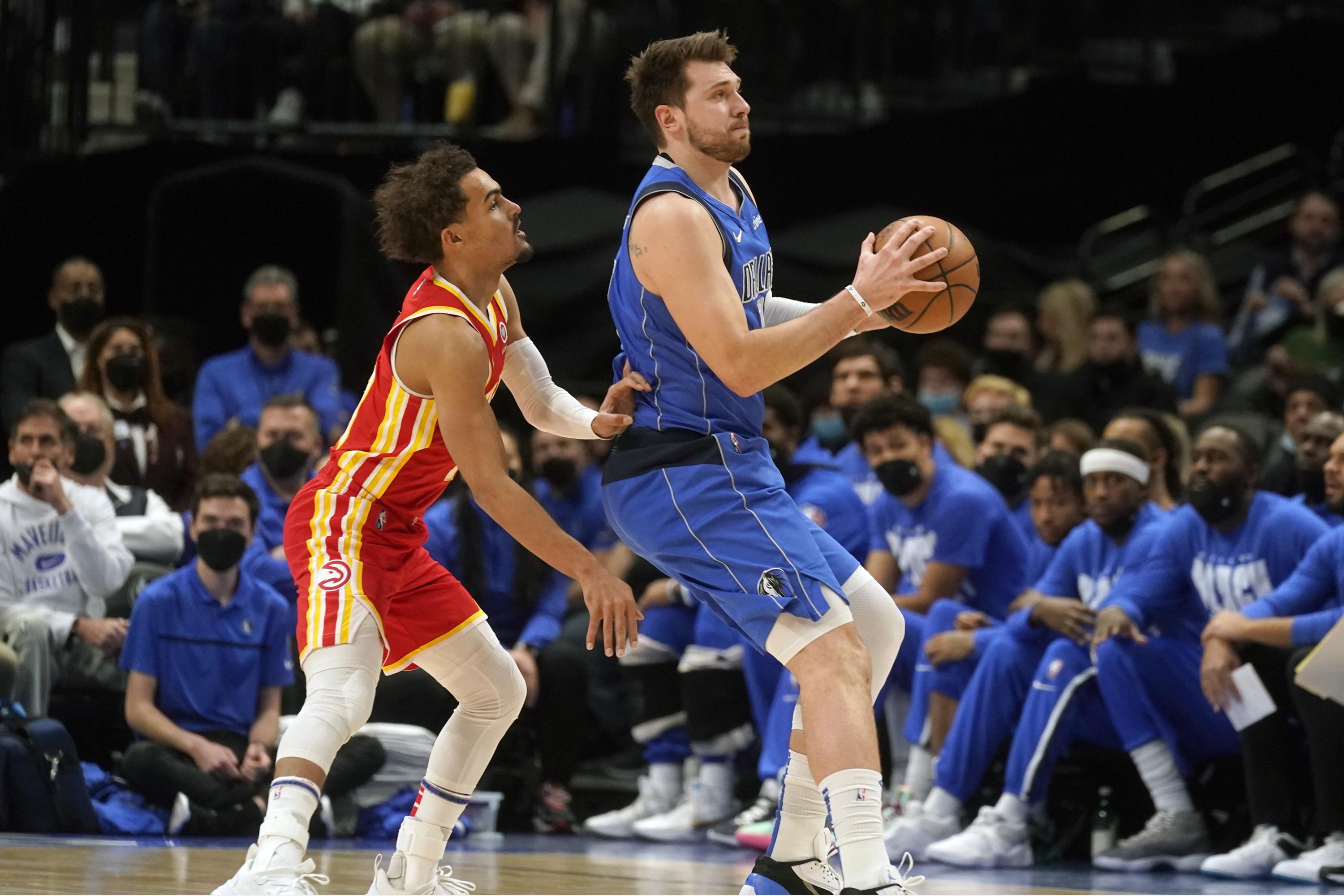 Doncic y Brunson lideran a Mavericks ante erráticos Hawks | AP News