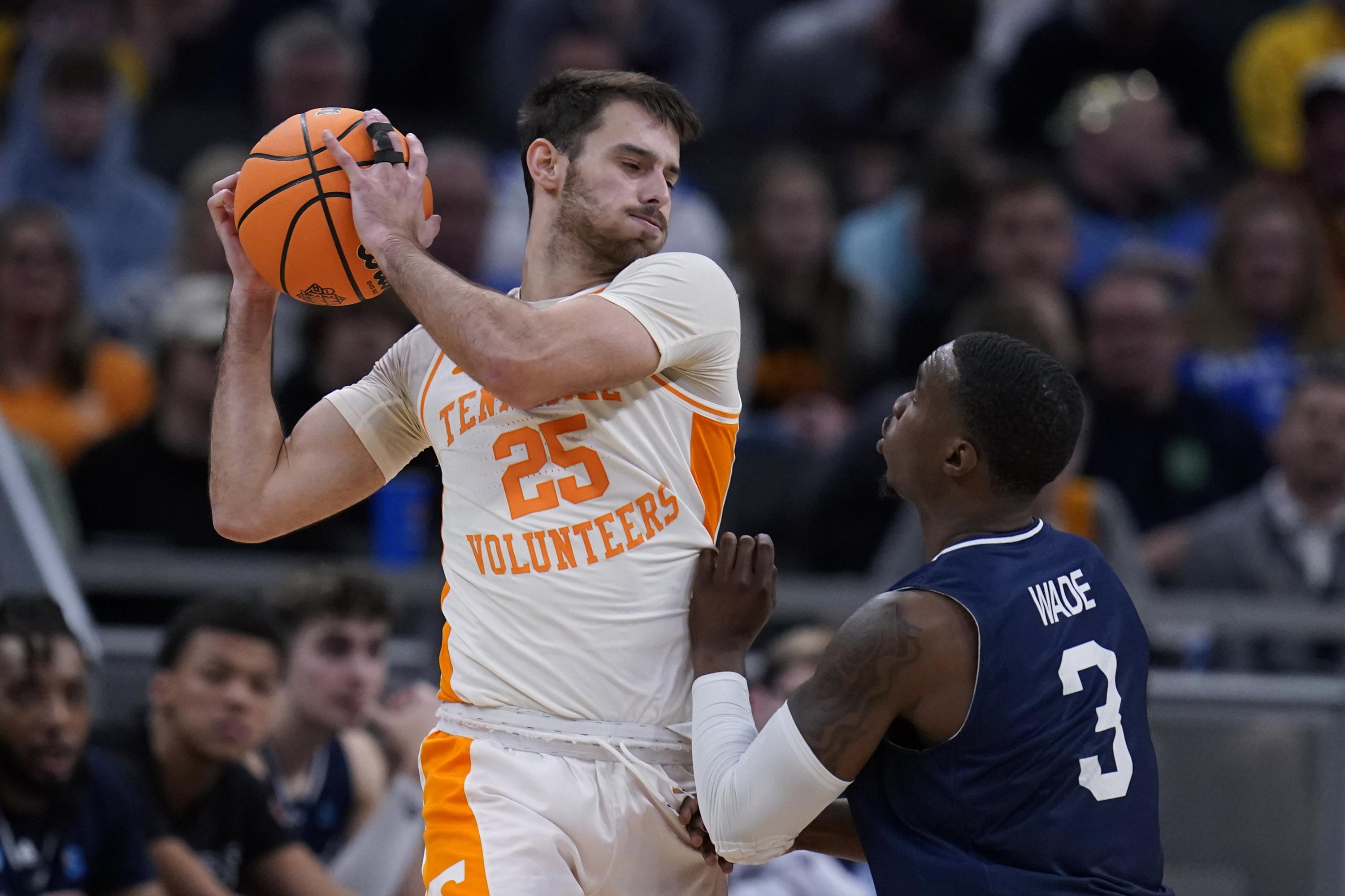 Tennessee, Michigan square off with Sweet 16 berth at stake | AP News