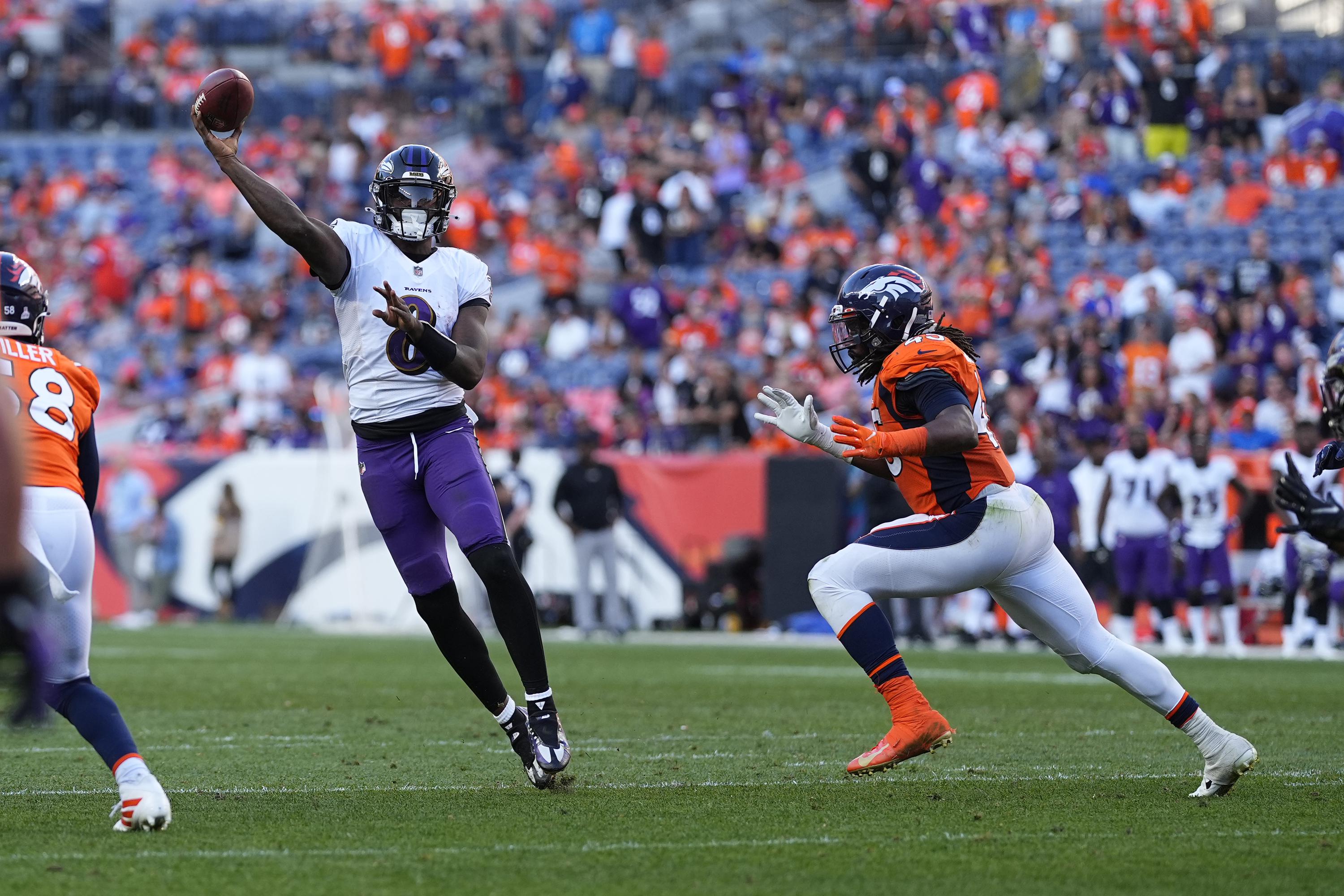Ravens propinan primer revés a Broncos al ganar 23-7 | AP News