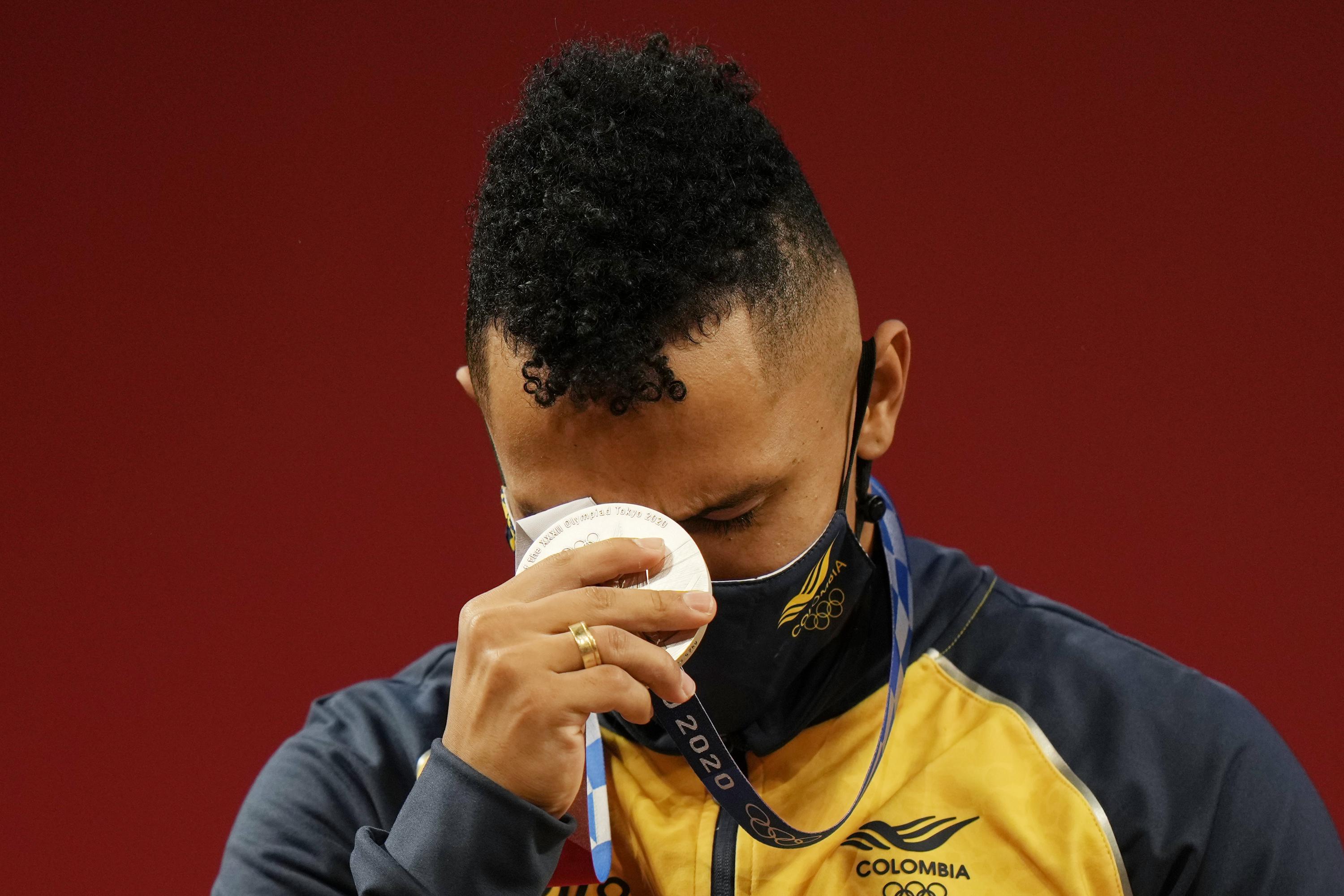 Mosquera sube un cajón y atrapa plata para Colombia en pesas | AP News