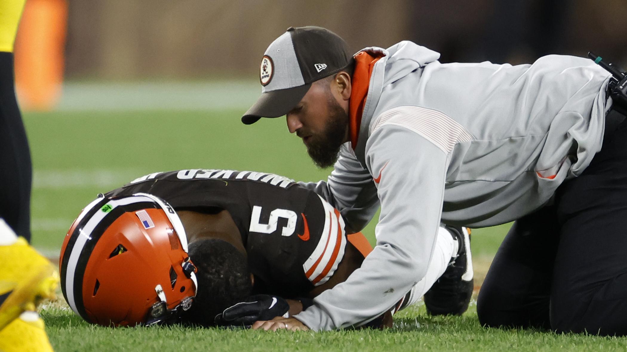 Browns LB Walker Jr. out for season with quadriceps tear | AP News