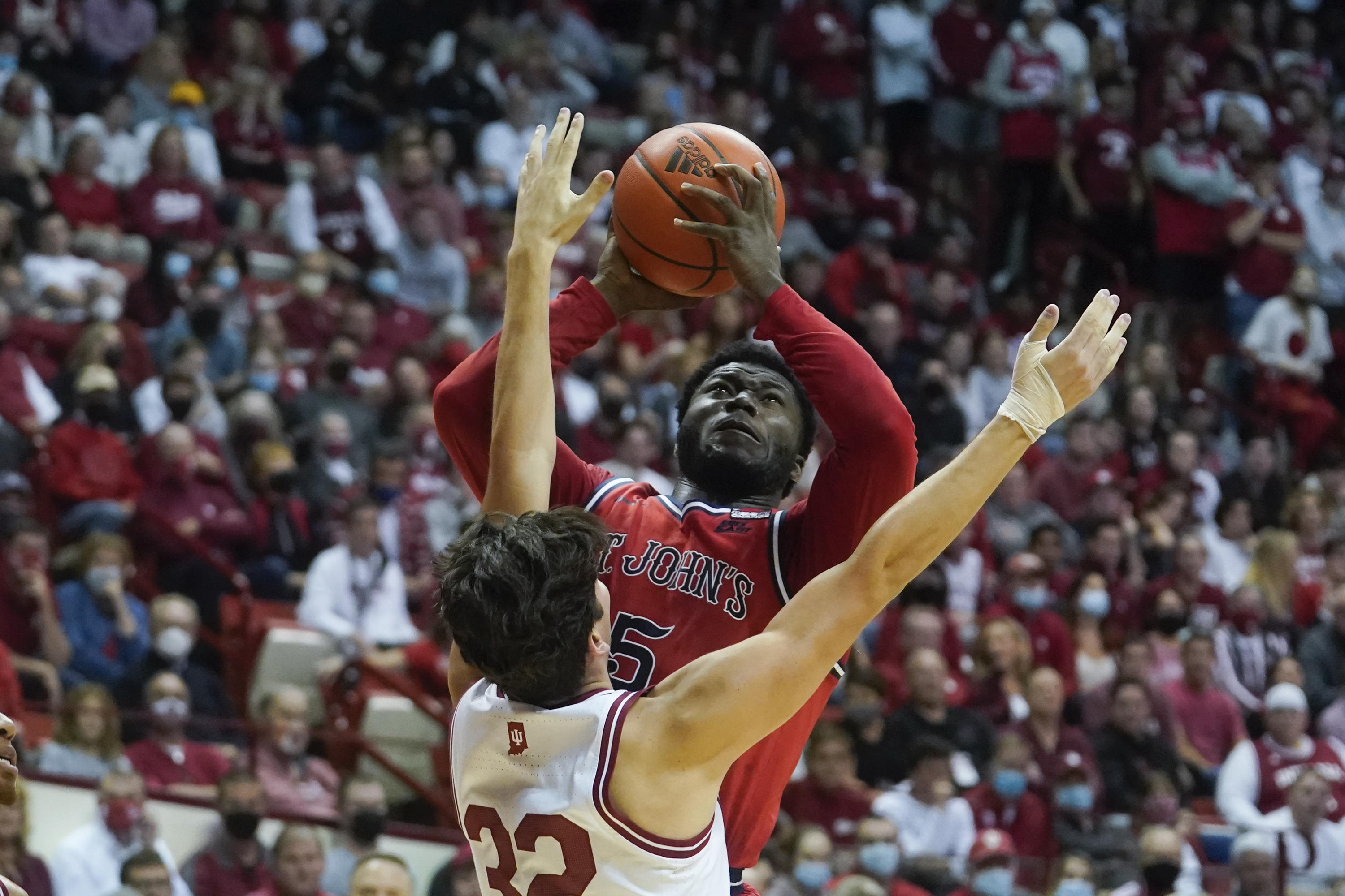 Jackson Davis scores 18 as Indiana battles past St. John's | AP News