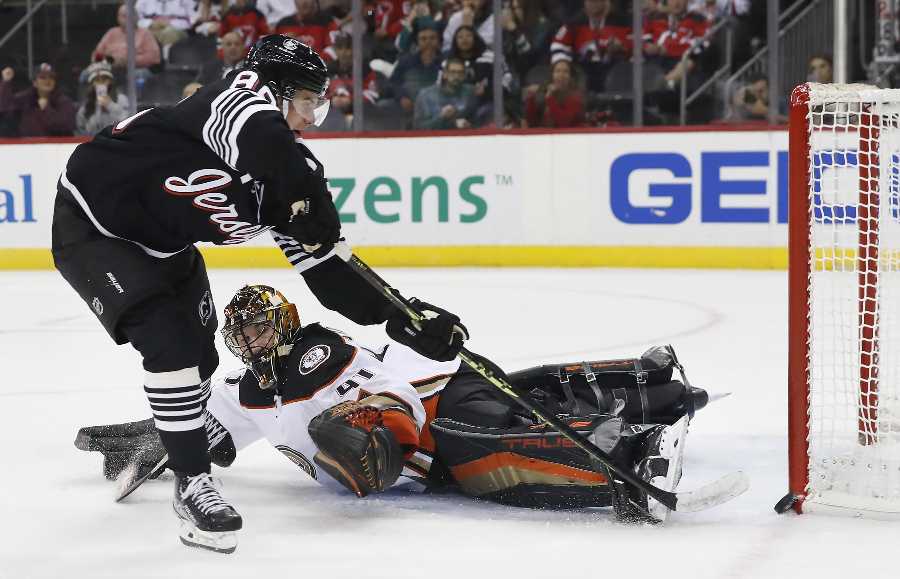 Dougie Hamilton breaks tie in 3rd, Devils beat Ducks 4-2 | AP News