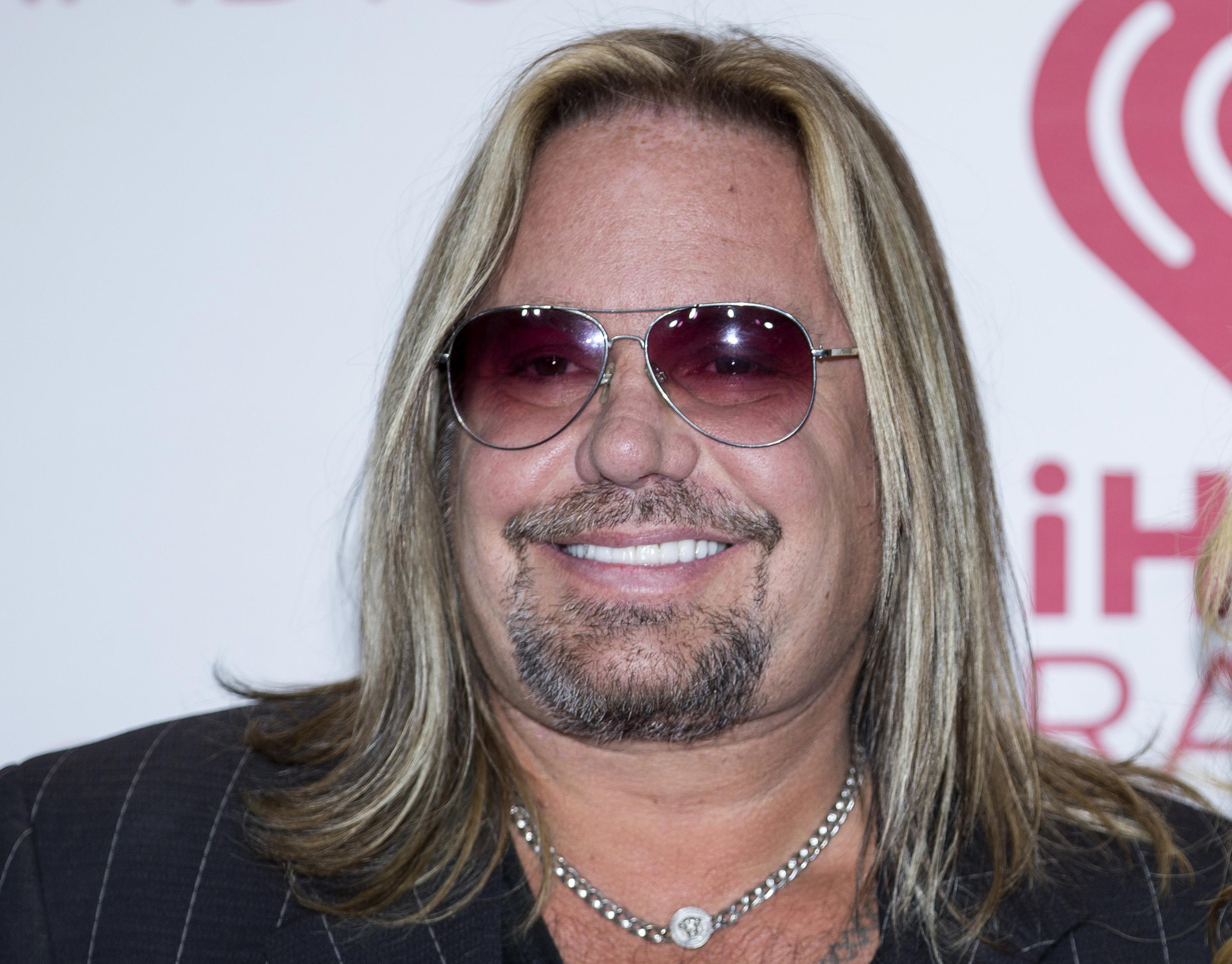 Mötley Crüe singer Vince Neil breaks ribs in fall off stage | AP News