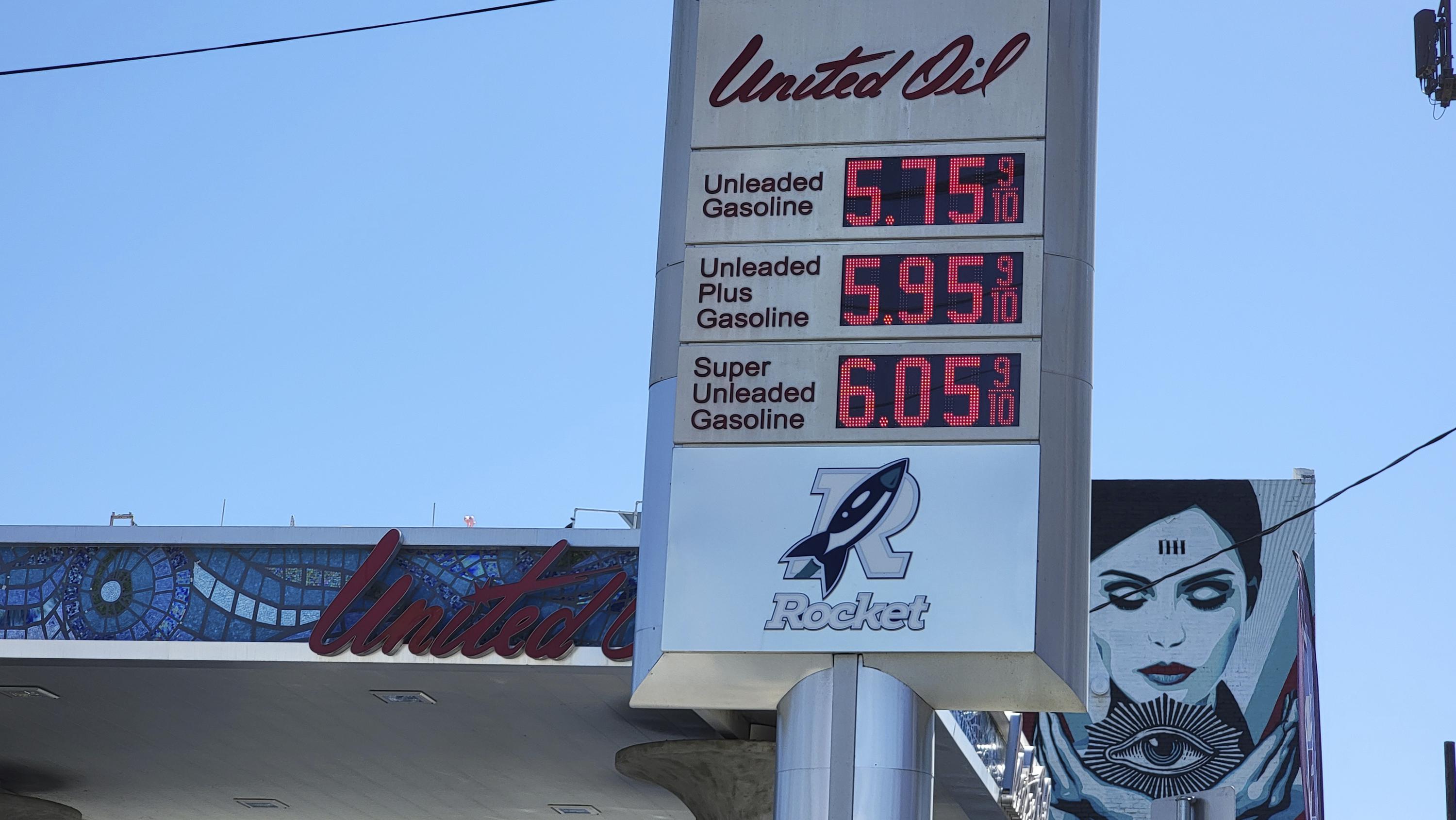 Average US gas price drops 6 cents over 2 weeks to $4.37 | AP News