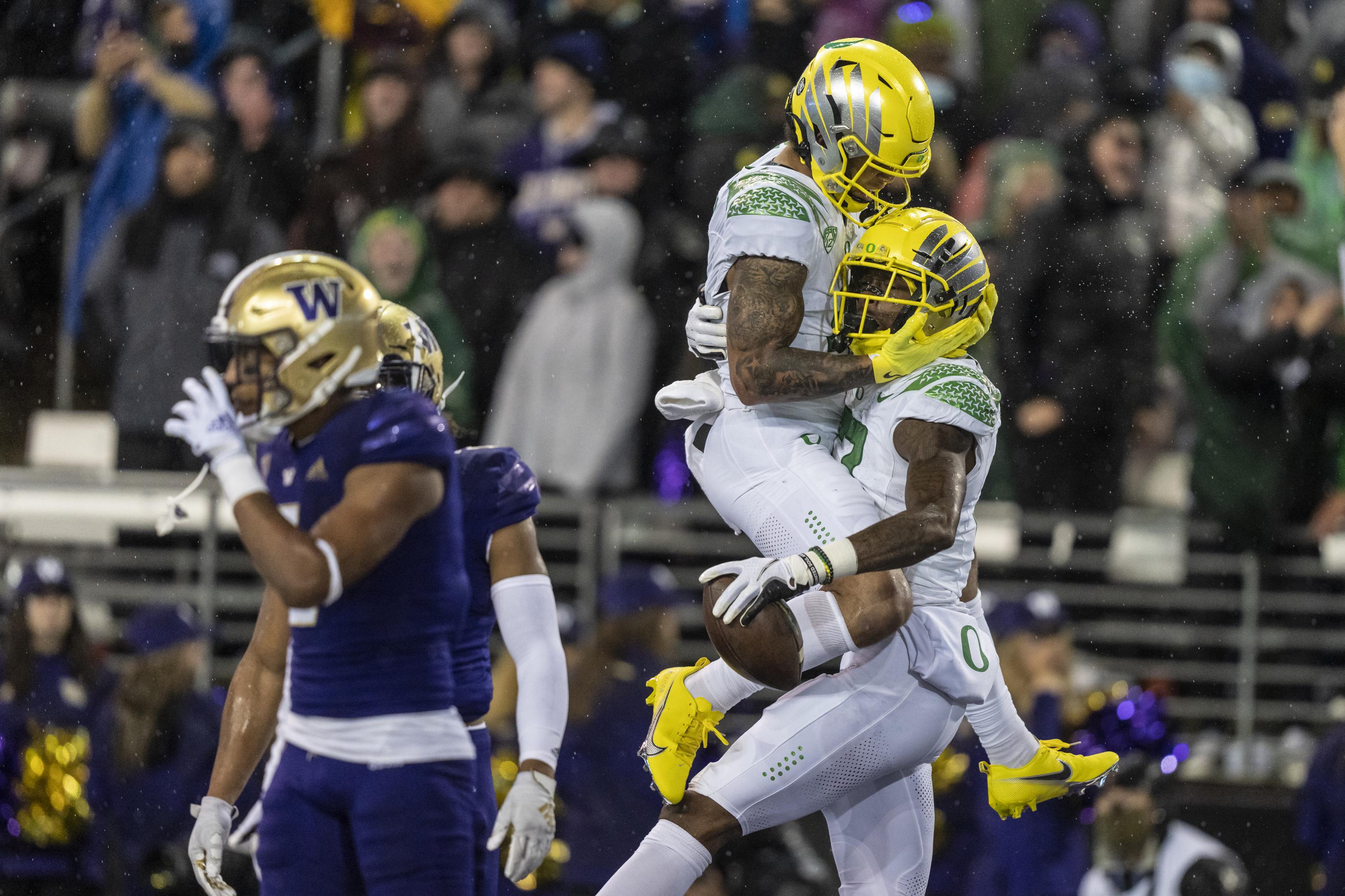 No. 7 Oregon avoids stumble, rallies to top Washington 26-16 | AP News