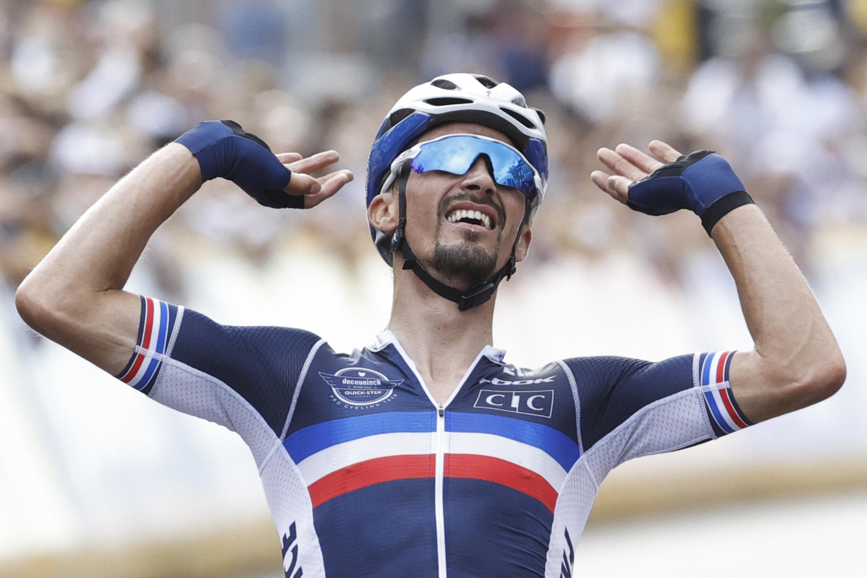 Alaphilippe puts on a show to win back-to-back world titles | AP News
