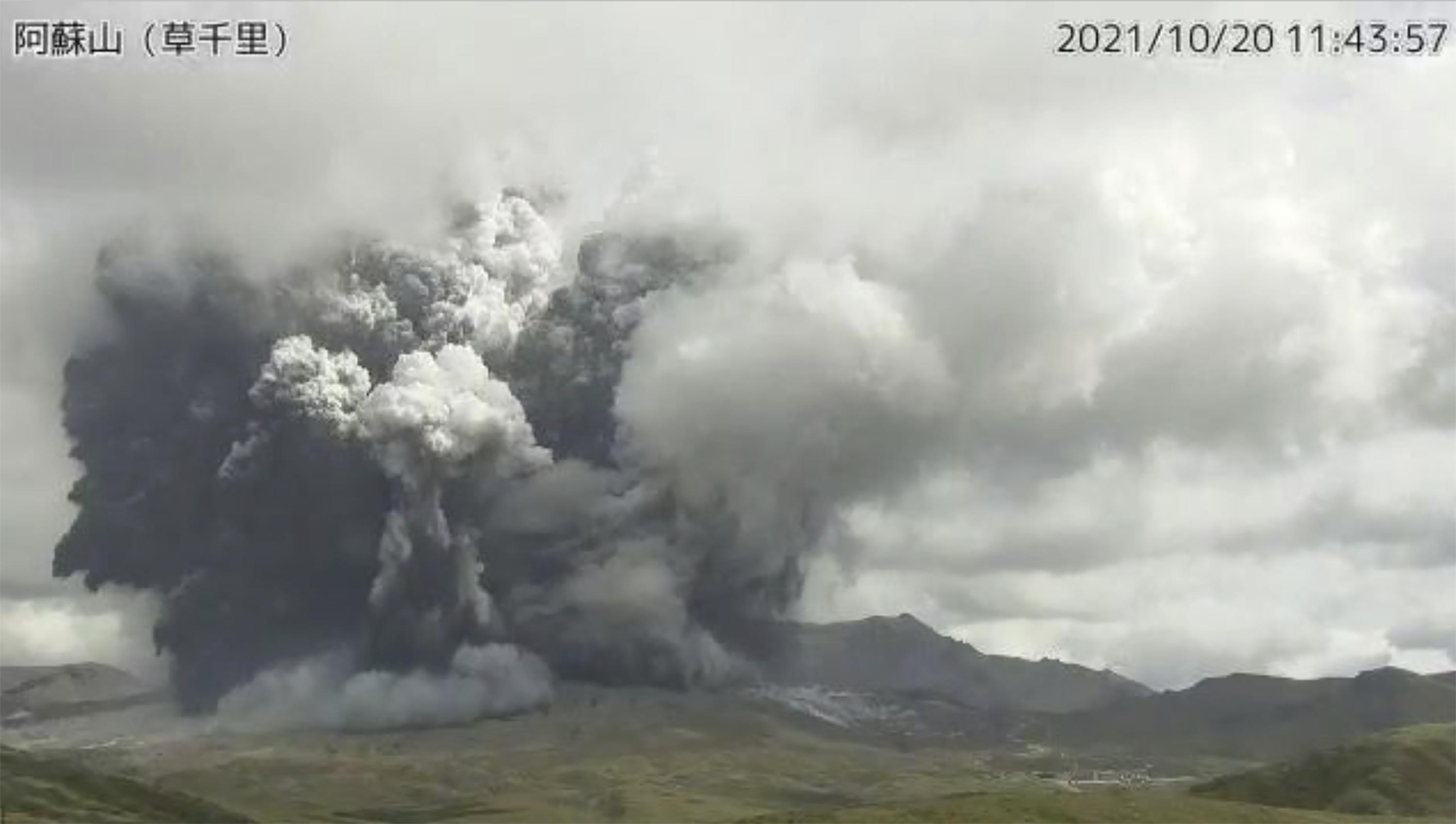 Volcano in southern Japan erupts with massive smoke column | AP News