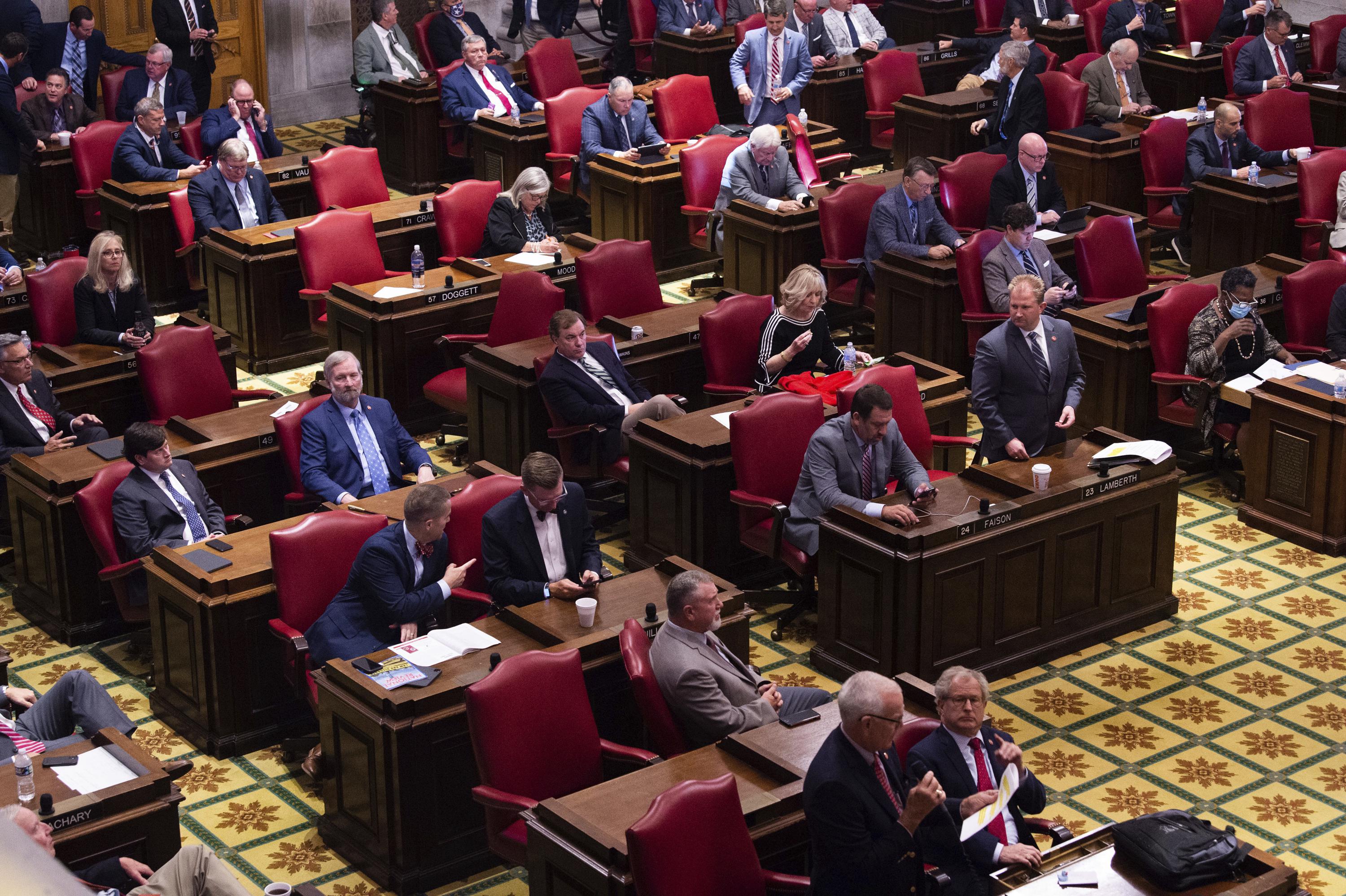 Tennessee lawmakers cast final vote on redistricting maps | AP News