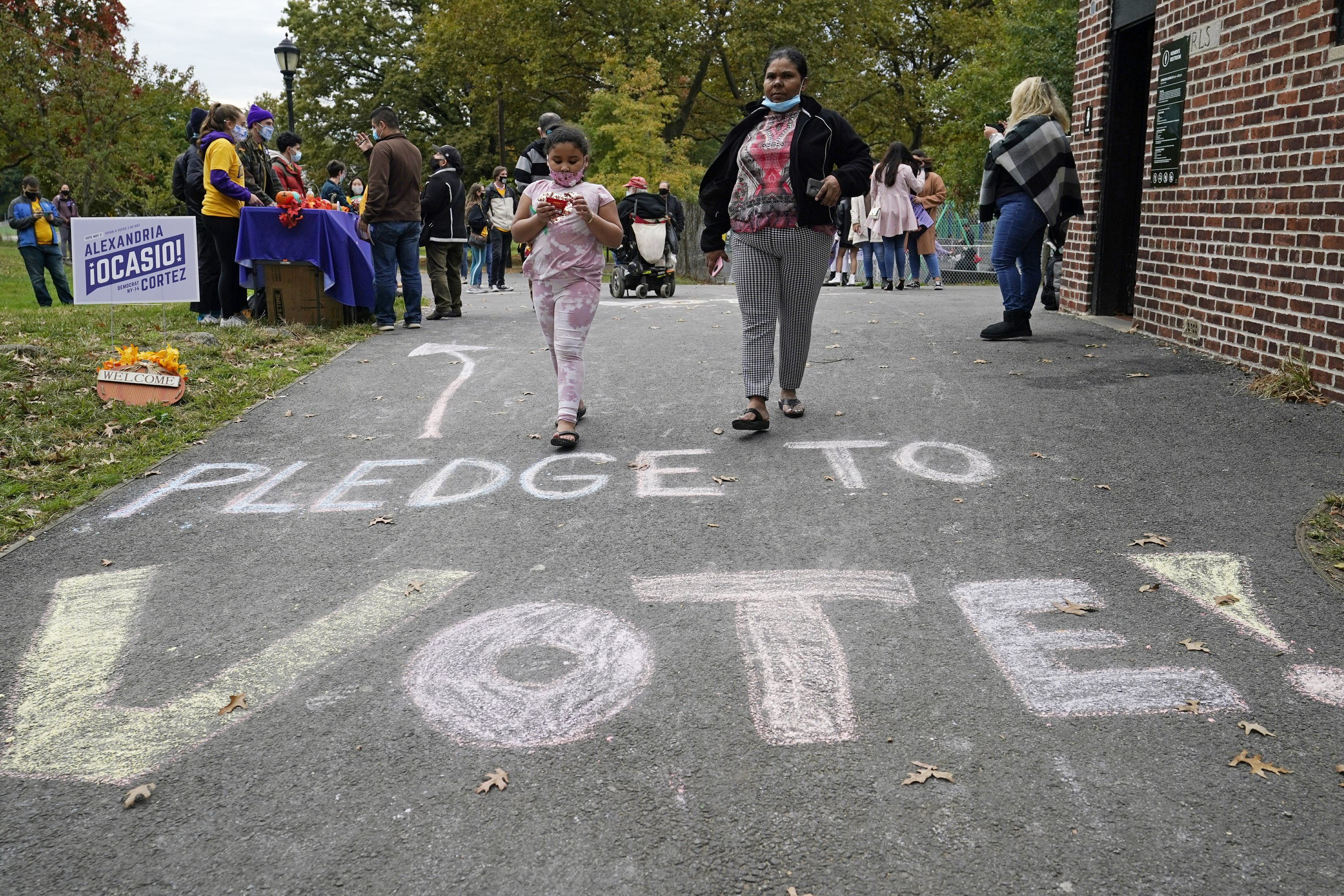 New Yorkers line up for hours in 2nd day of early voting | AP News