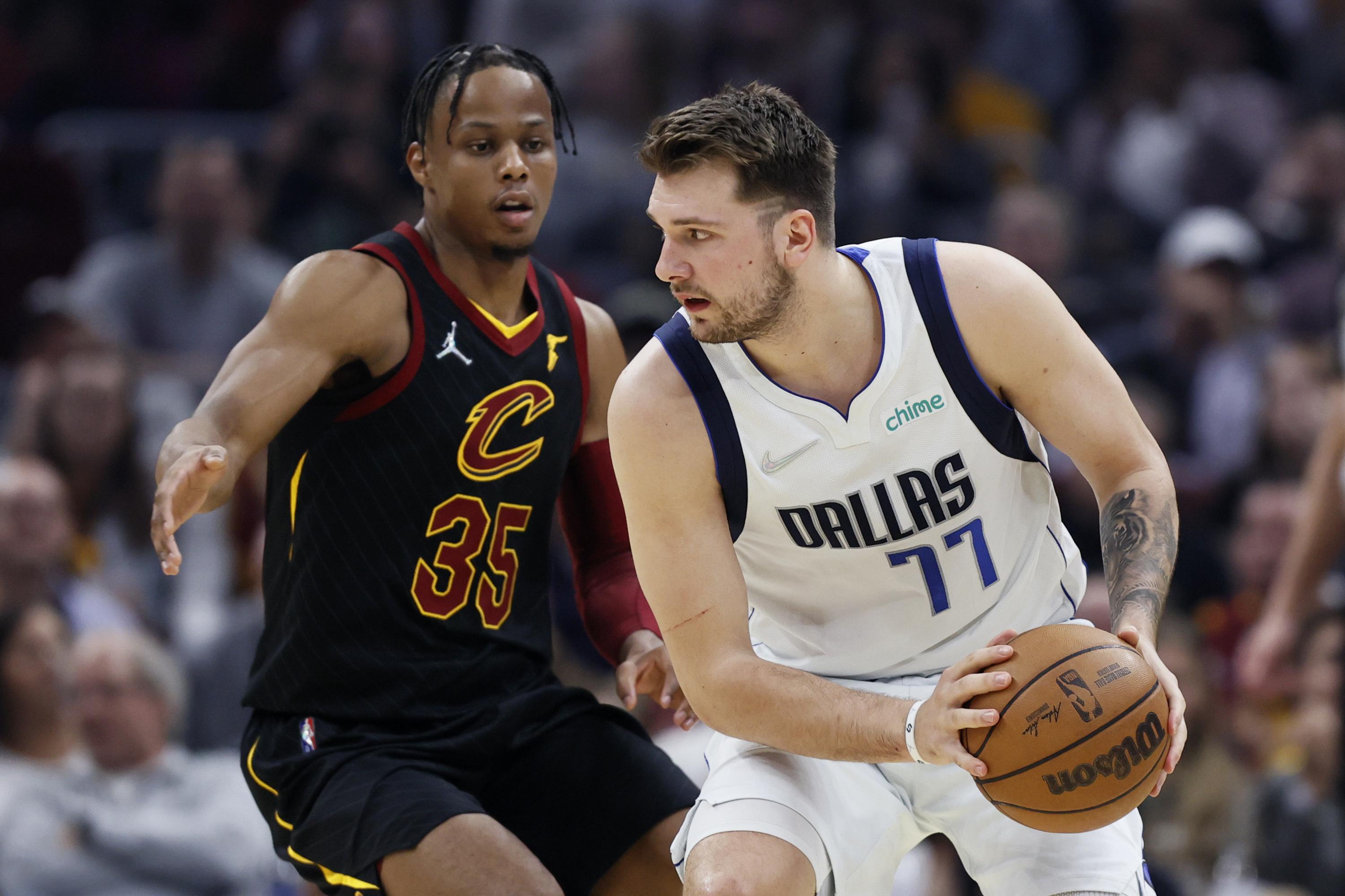 Mavericks vence a Cavaliers y clasifica a la postemporada | AP News
