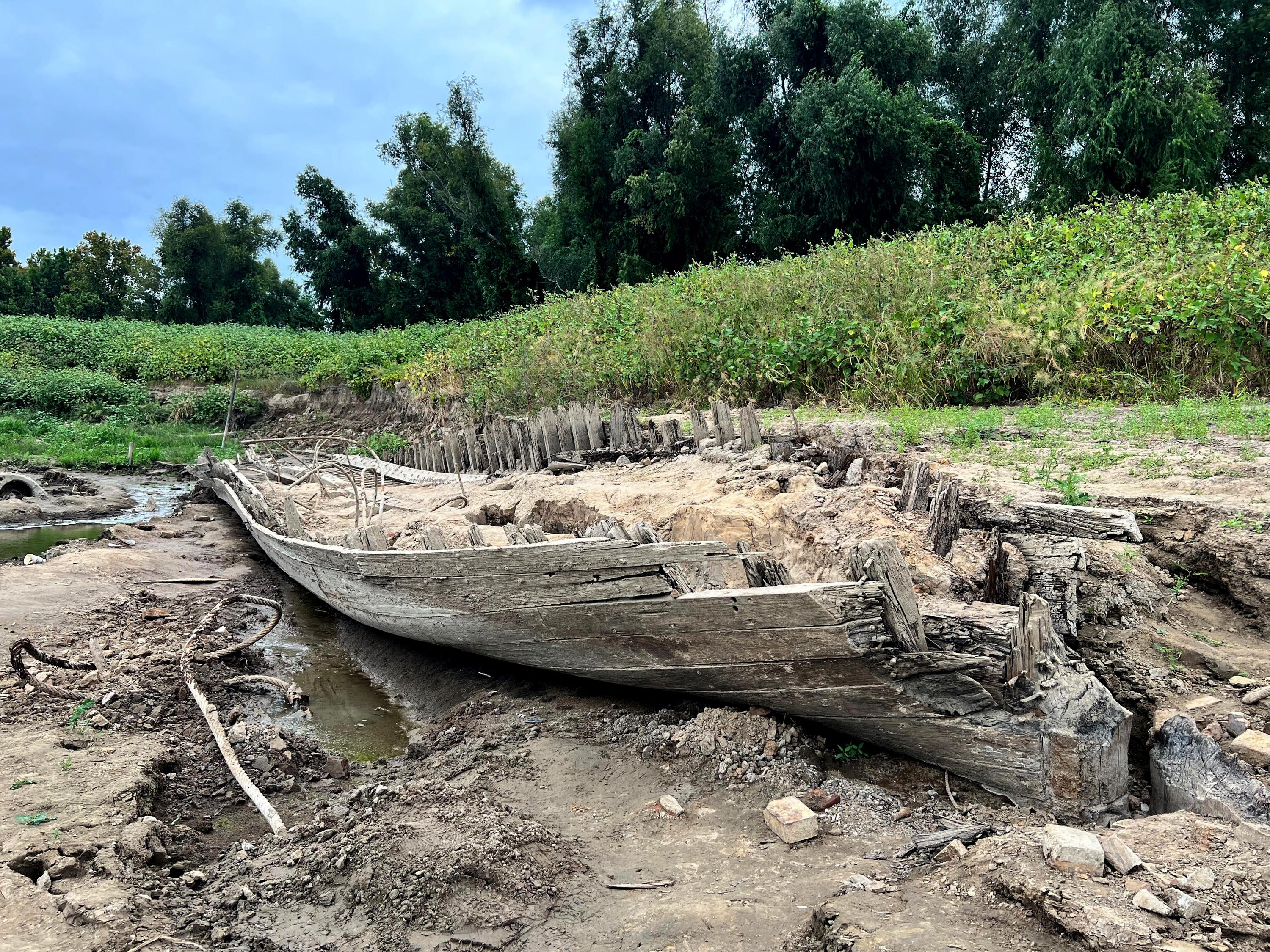 Mississippi River s Low Water Level Reveals Shipwreck Glbnews Mississippi River s Low Water Level Reveals Shipwreck Glbnews
