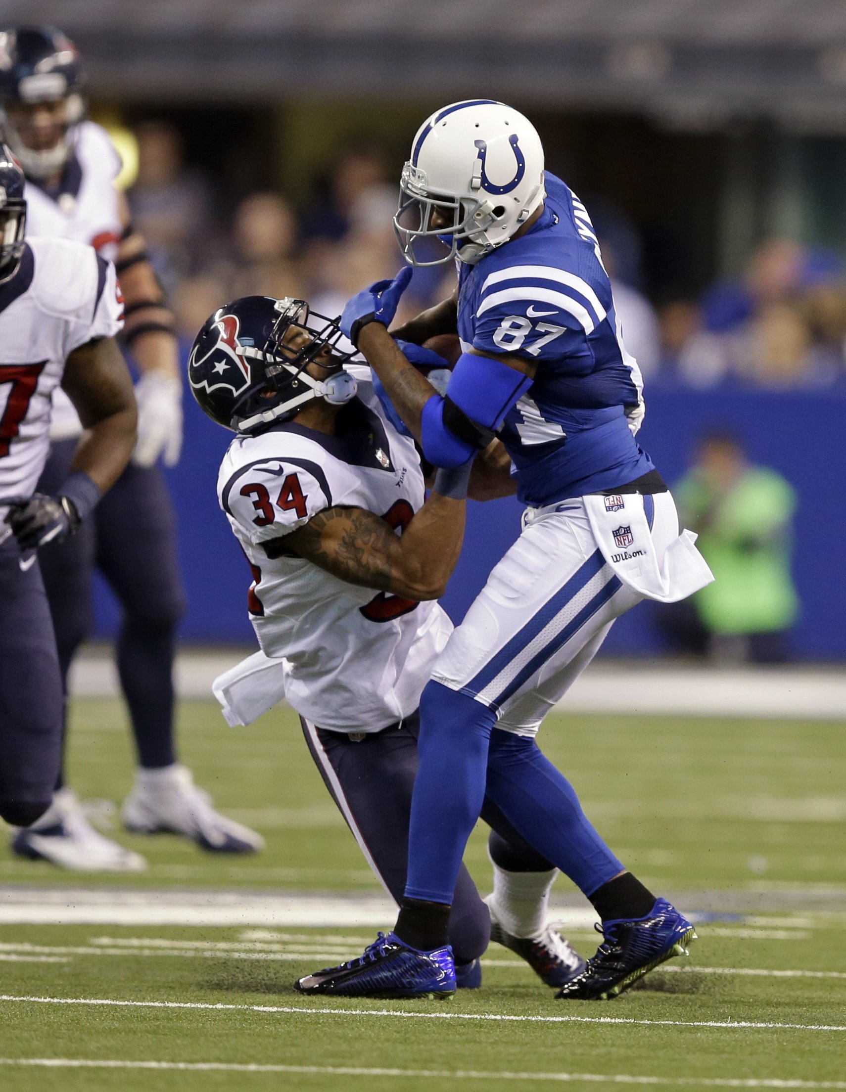 Colts' Wayne breaks franchise record for games | AP News