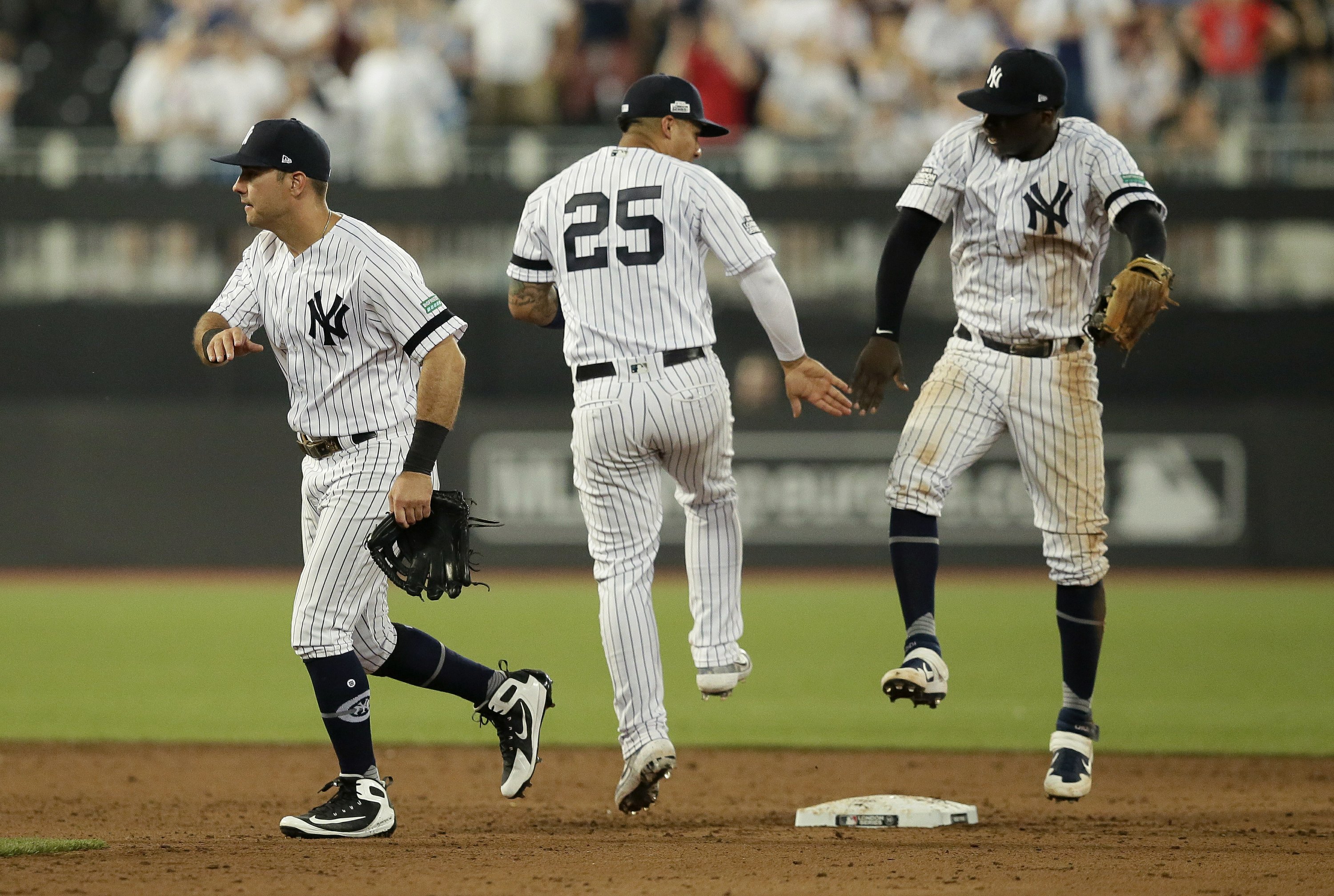 Ye Olde Slugfest: Yanks top Red Sox 17-13 in MLB Euro debut | AP News