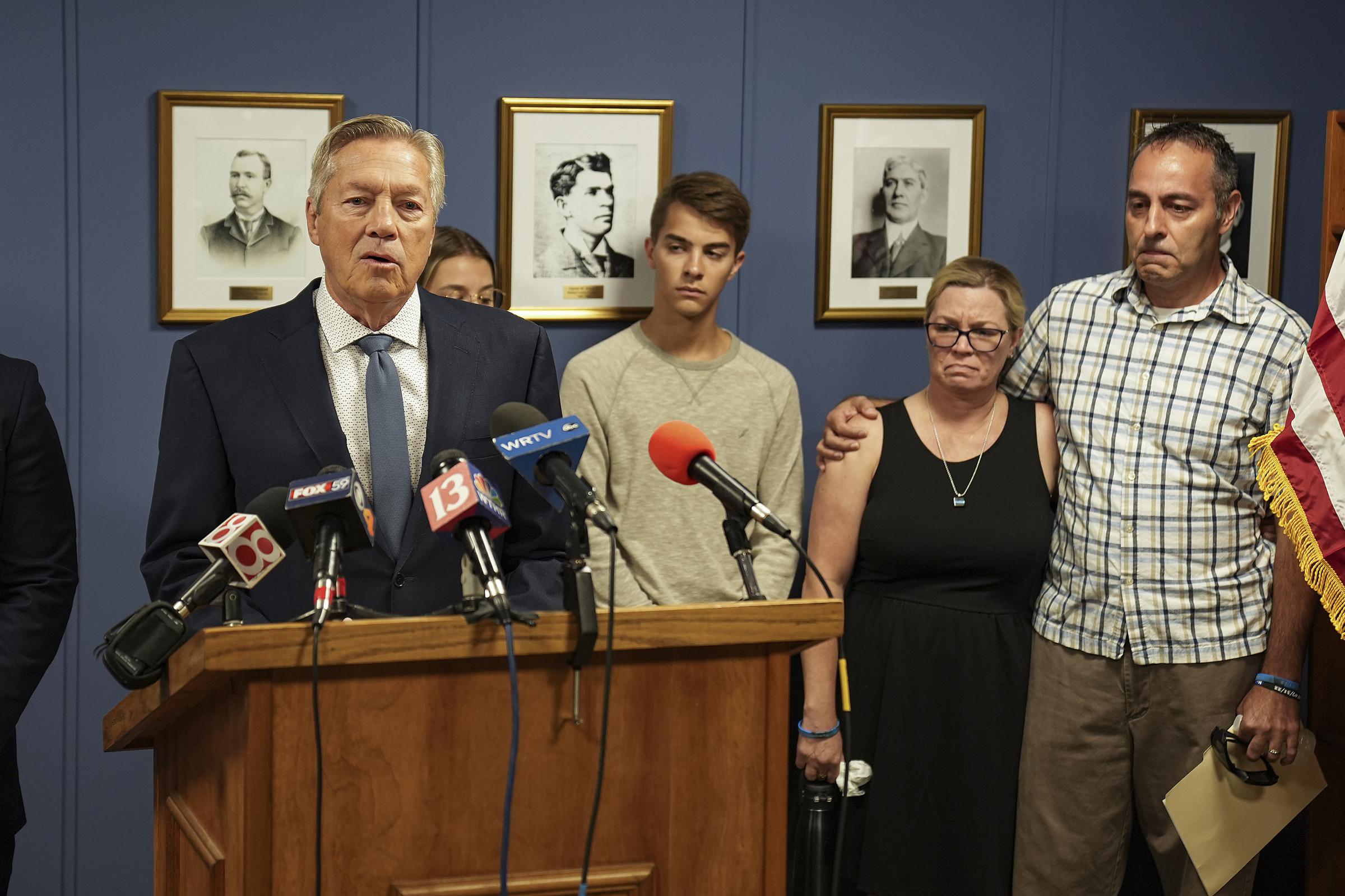 Prosecutors seek death penalty in Indiana officer's slaying | AP News